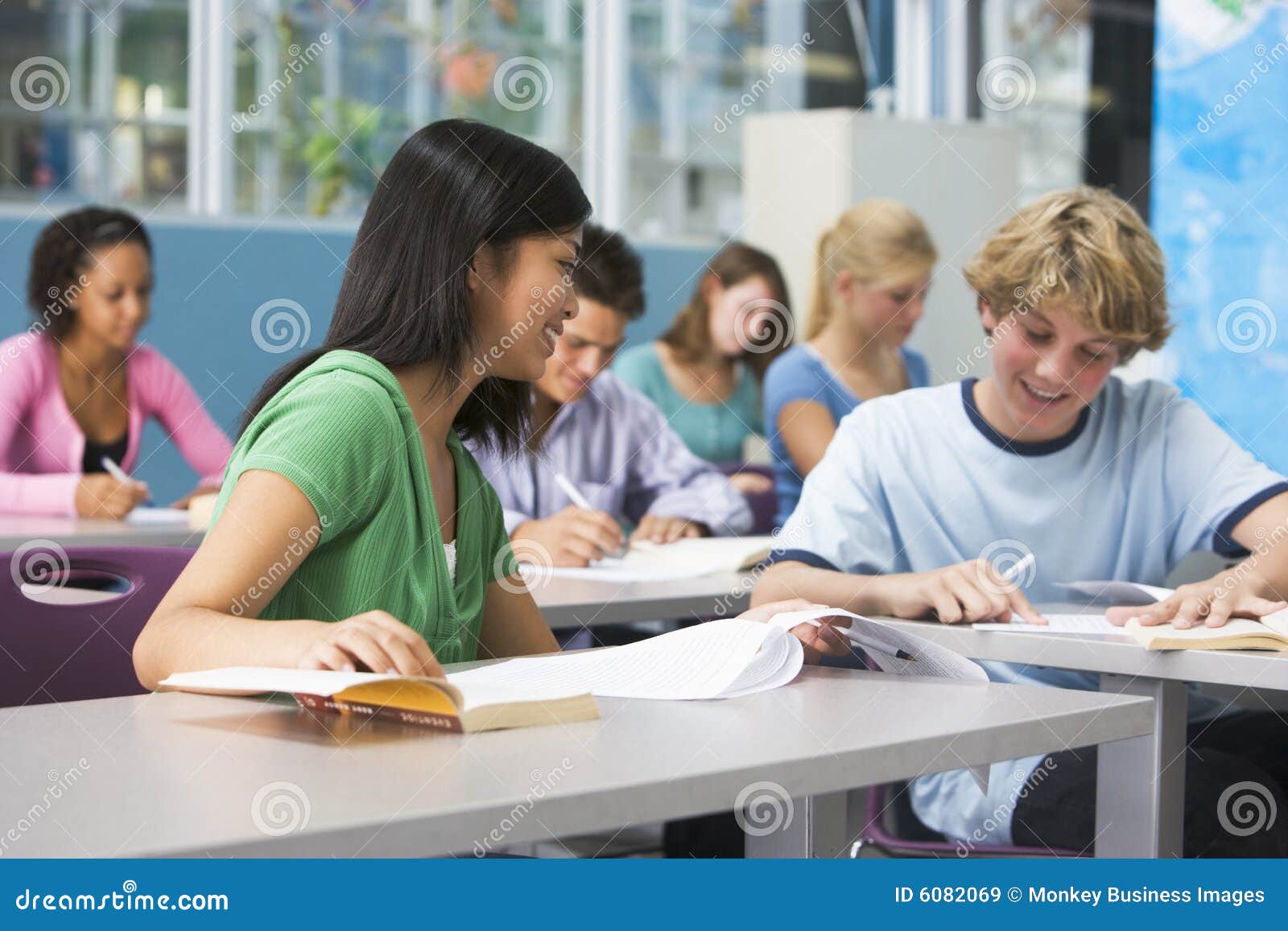 De Kinderen Van De School in Middelbare Schoolklasse Stock Afbeelding ...