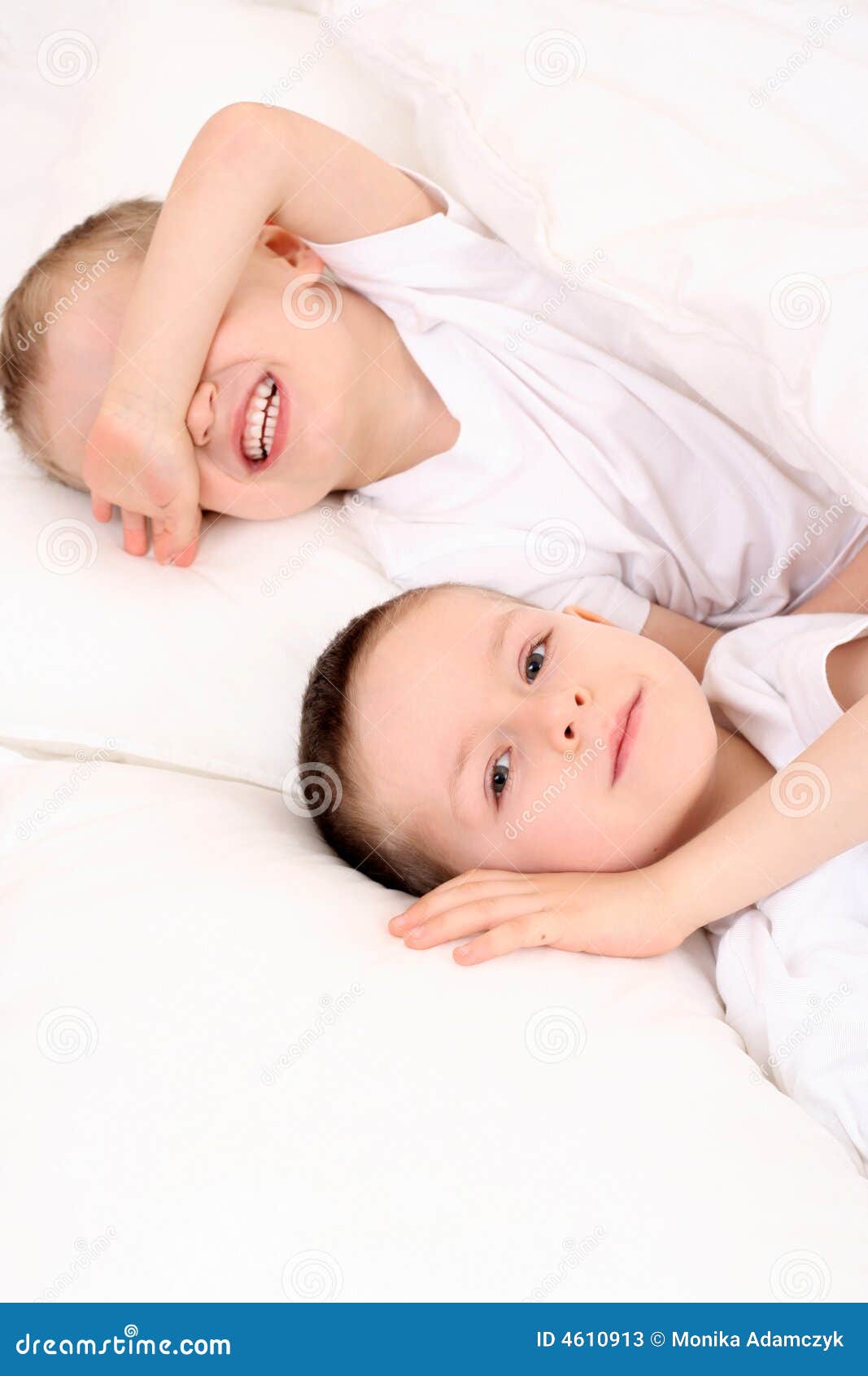 De kinderen van de slaap stock afbeelding. Image of hoofdkussen - 4610913