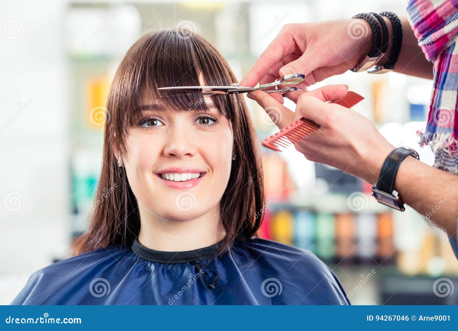 De Klappenhaar Van De Kapper Scherp Vrouw in Winkel Stock Foto - Image ...