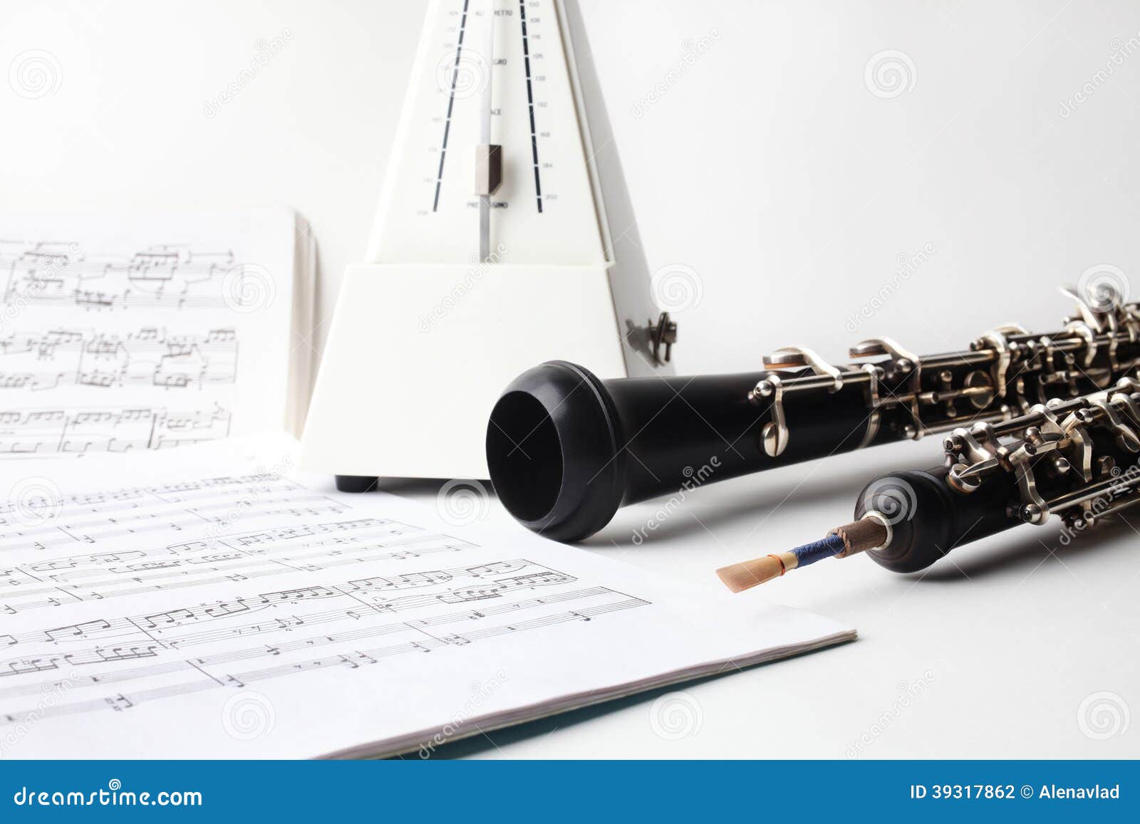 De Klassieke Hobo Van Het Muziekinstrument Stock Foto - Image of hobo ...