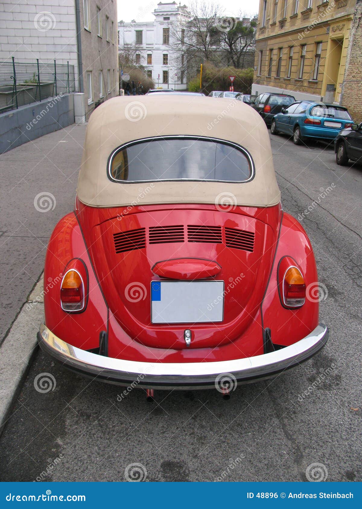 De Klassieke Rode Kever Van Volkswagen Stock Foto - Image of straat ...