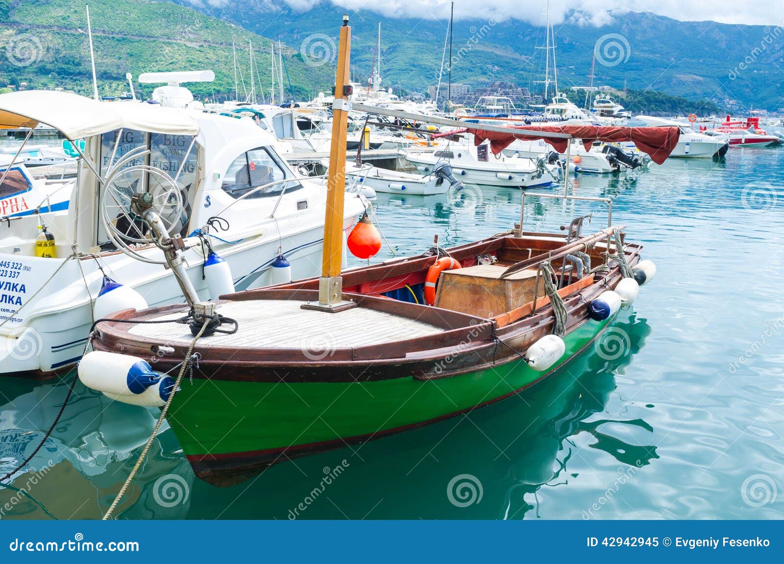 De kleine boot redactionele afbeelding. Image of visserij - 42942945