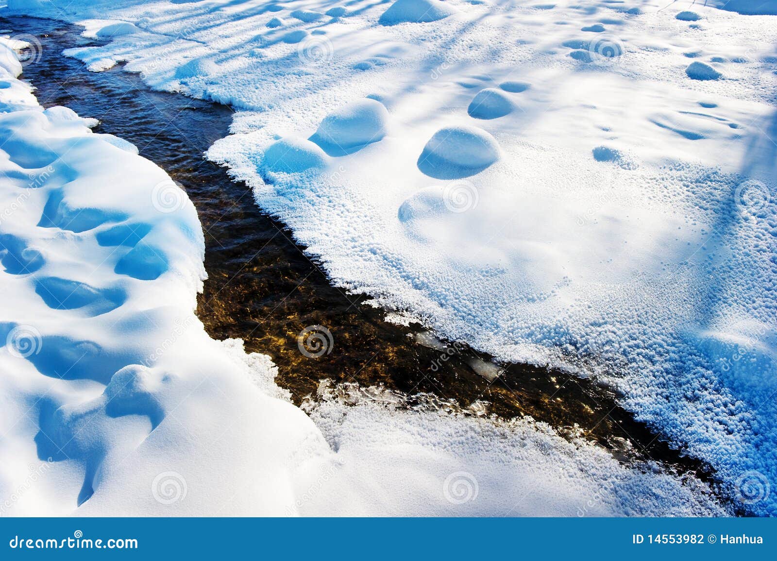De Kleine Rivier in De Sneeuw Stock Foto - Image of bomen, mooi: 14553982