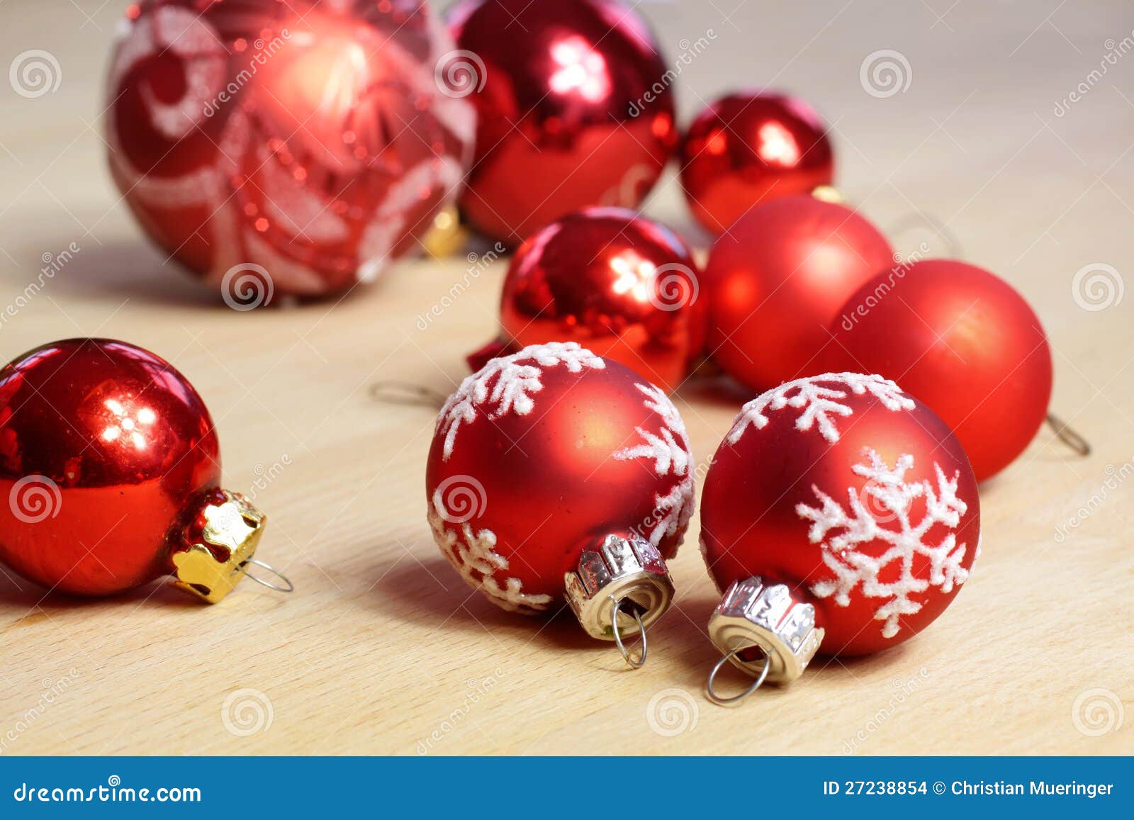 De Kleine Rode Ballen Van Kerstmis Stock Foto - Image of komst, boom ...