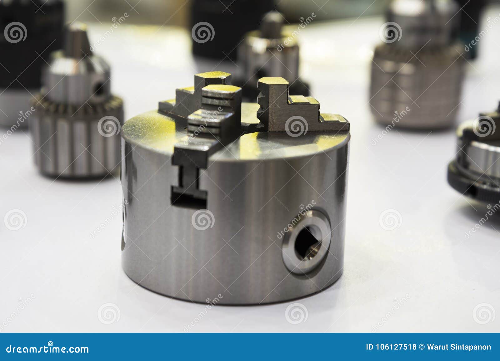 De Klem Voor CNC Draaibankmachine Stock Foto - Image of fabriek, metaal ...