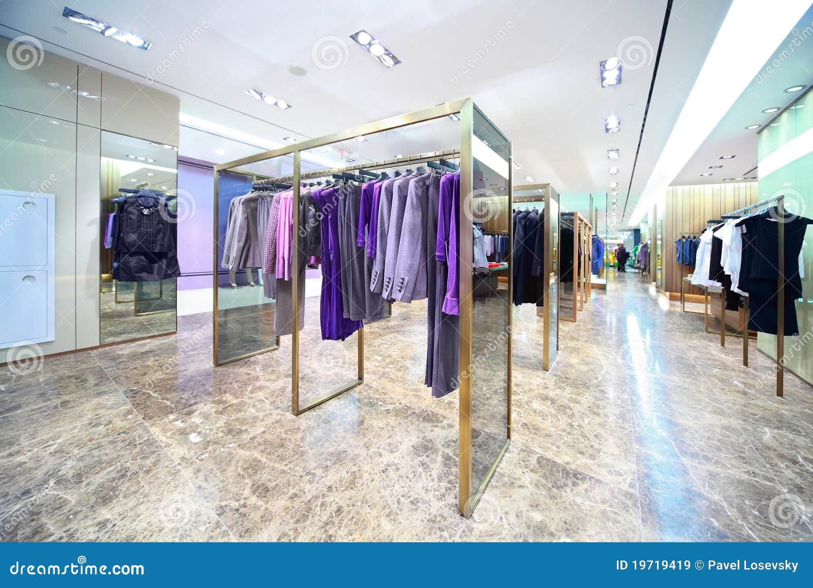 De Kleren Zijn Voor Verkoop in Winkel Stock Afbeelding - Image of ...