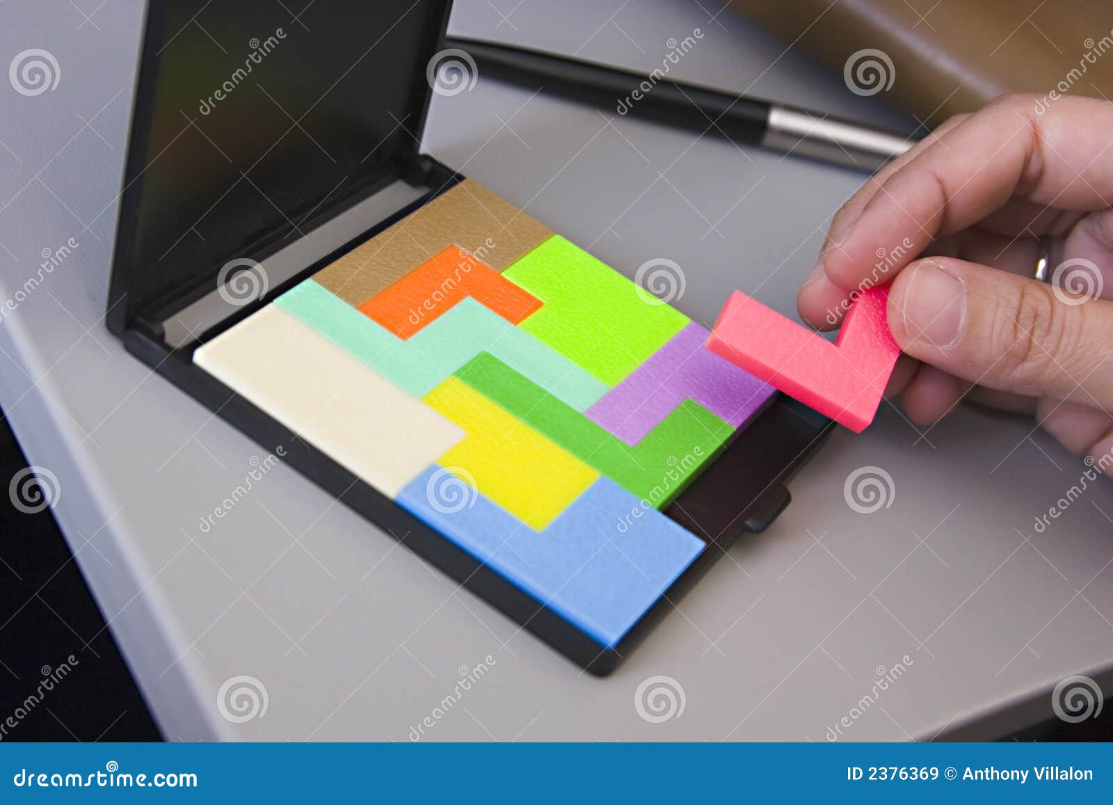 De kleuren van het raadsel stock afbeelding. Image of geel - 2376369