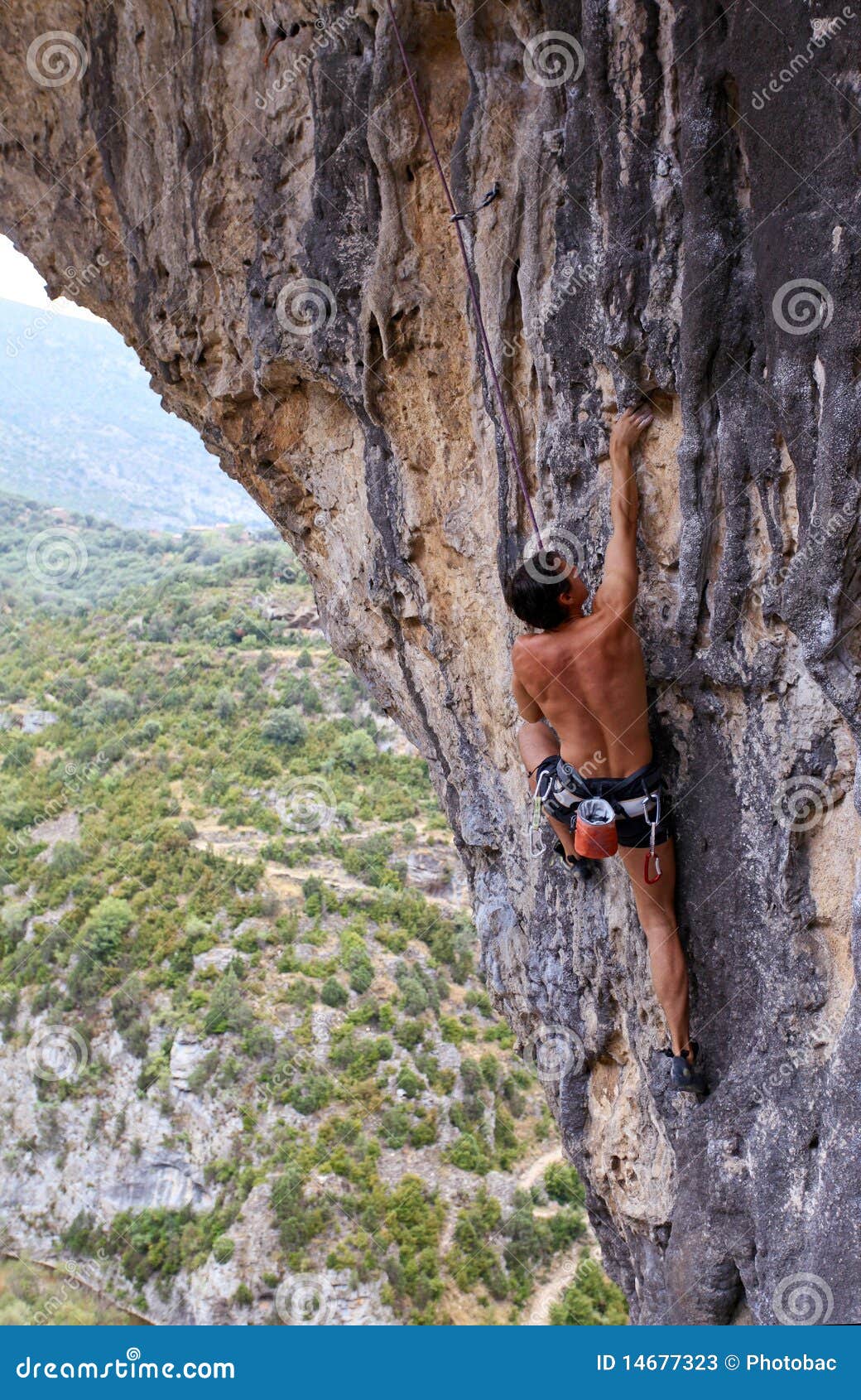 De Klimmer Van De Rots Op Klip Stock Afbeelding - Image of moed, hoogte ...