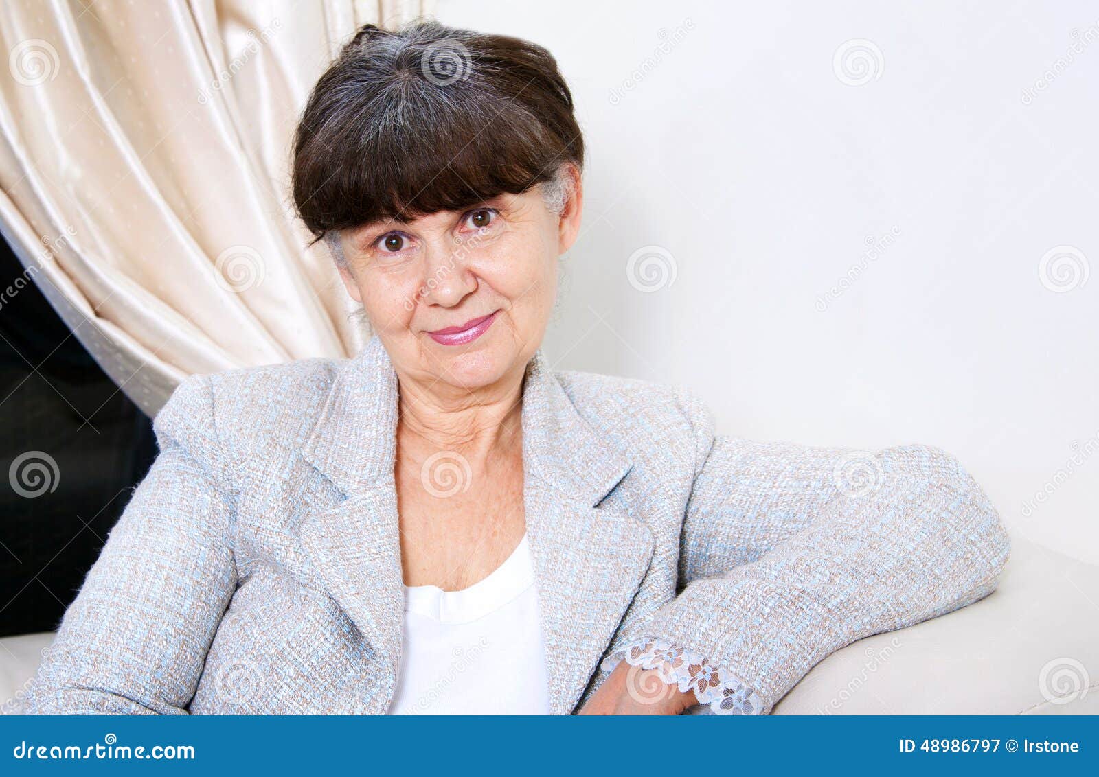 De Knappe Vrouw Van De Pensioenleeftijd Stock Afbeelding - Image of ...