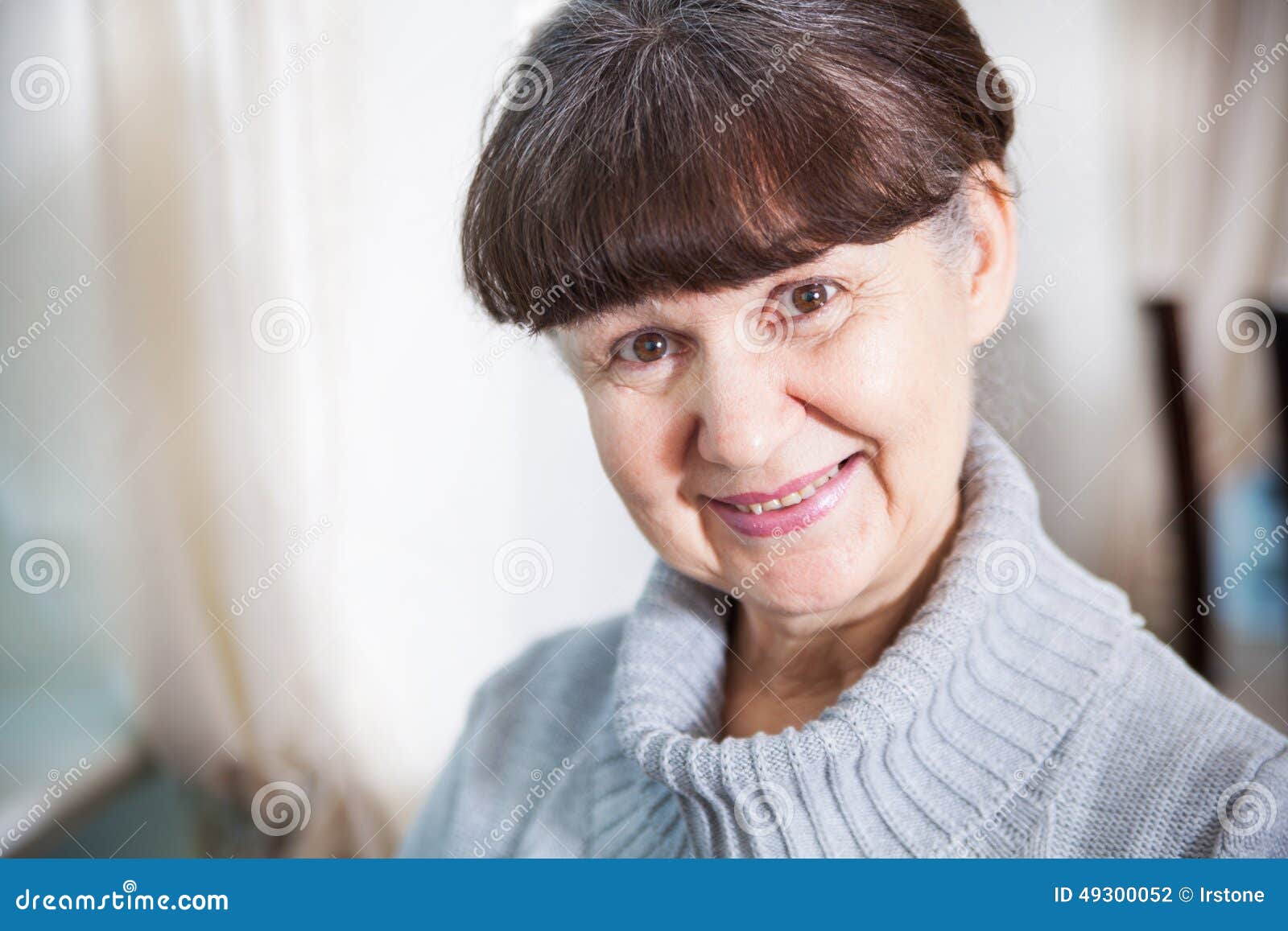 De Knappe Vrouw Van De Pensioenleeftijd Stock Foto - Image of wijfje ...