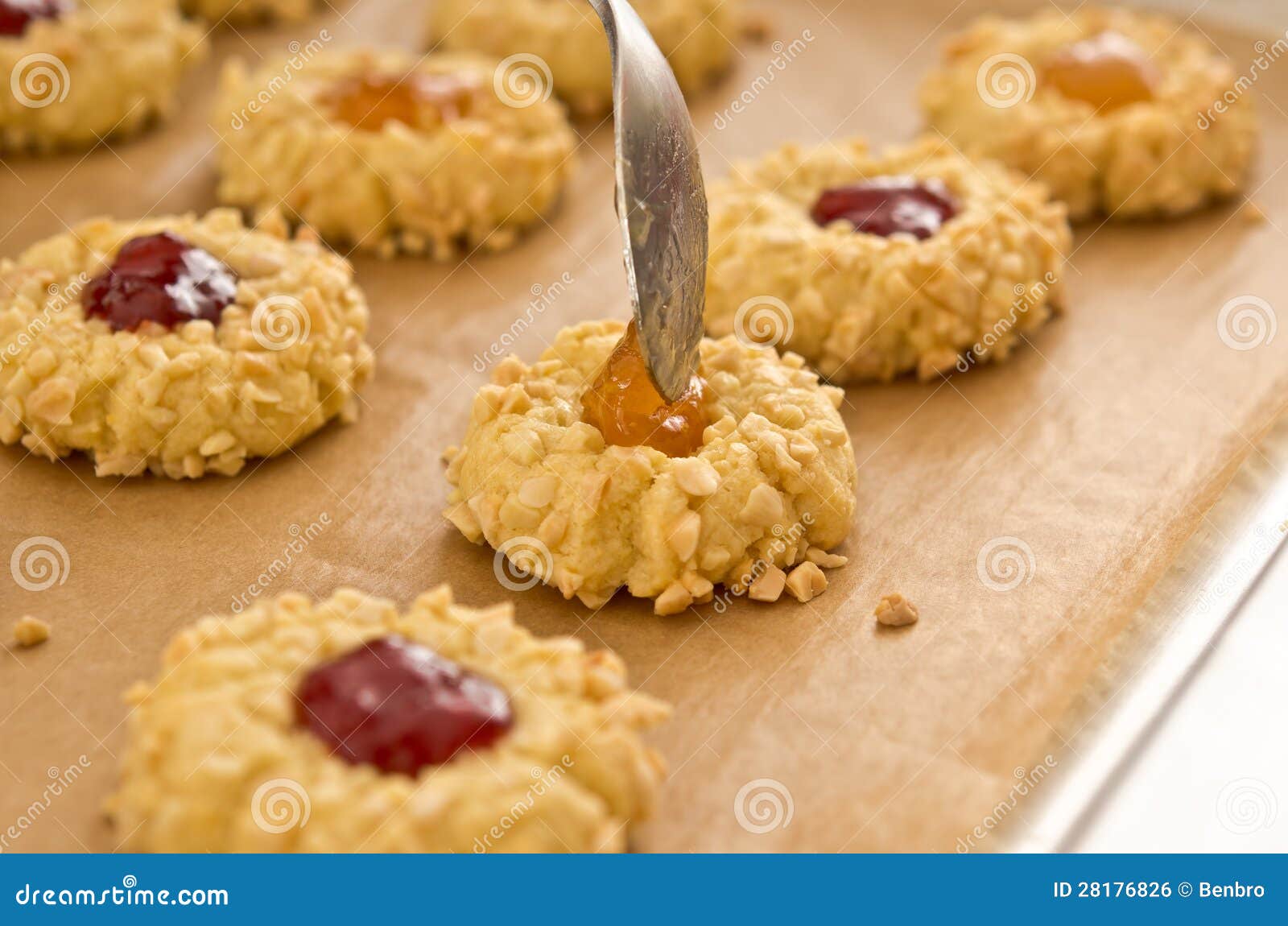 De Koekjes Van De Amandel Met Fruitjam Stock Foto - Image of baksel ...