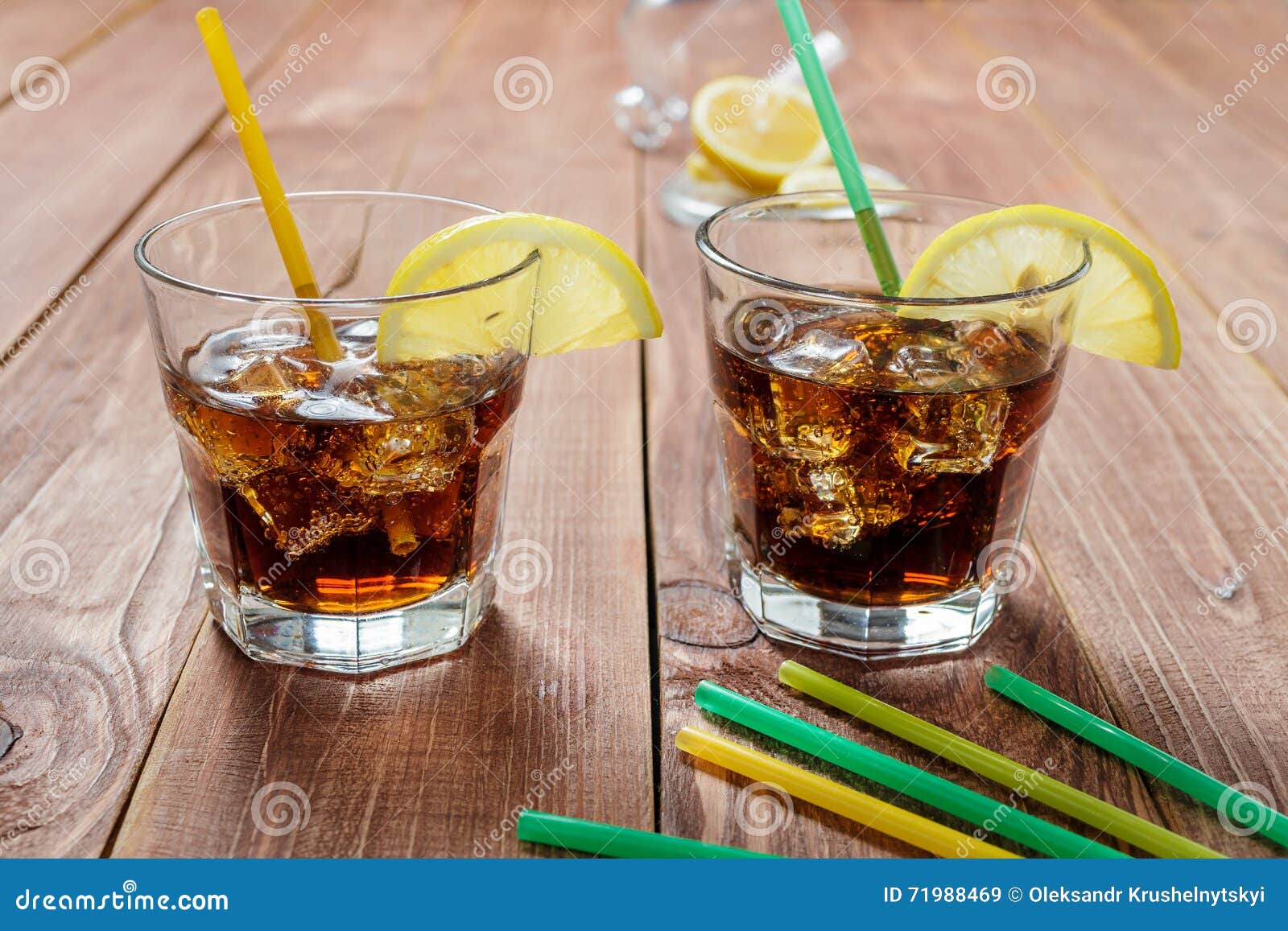 De Koeldrank Met Ijs En Citroen Stock Afbeelding - Image of ...
