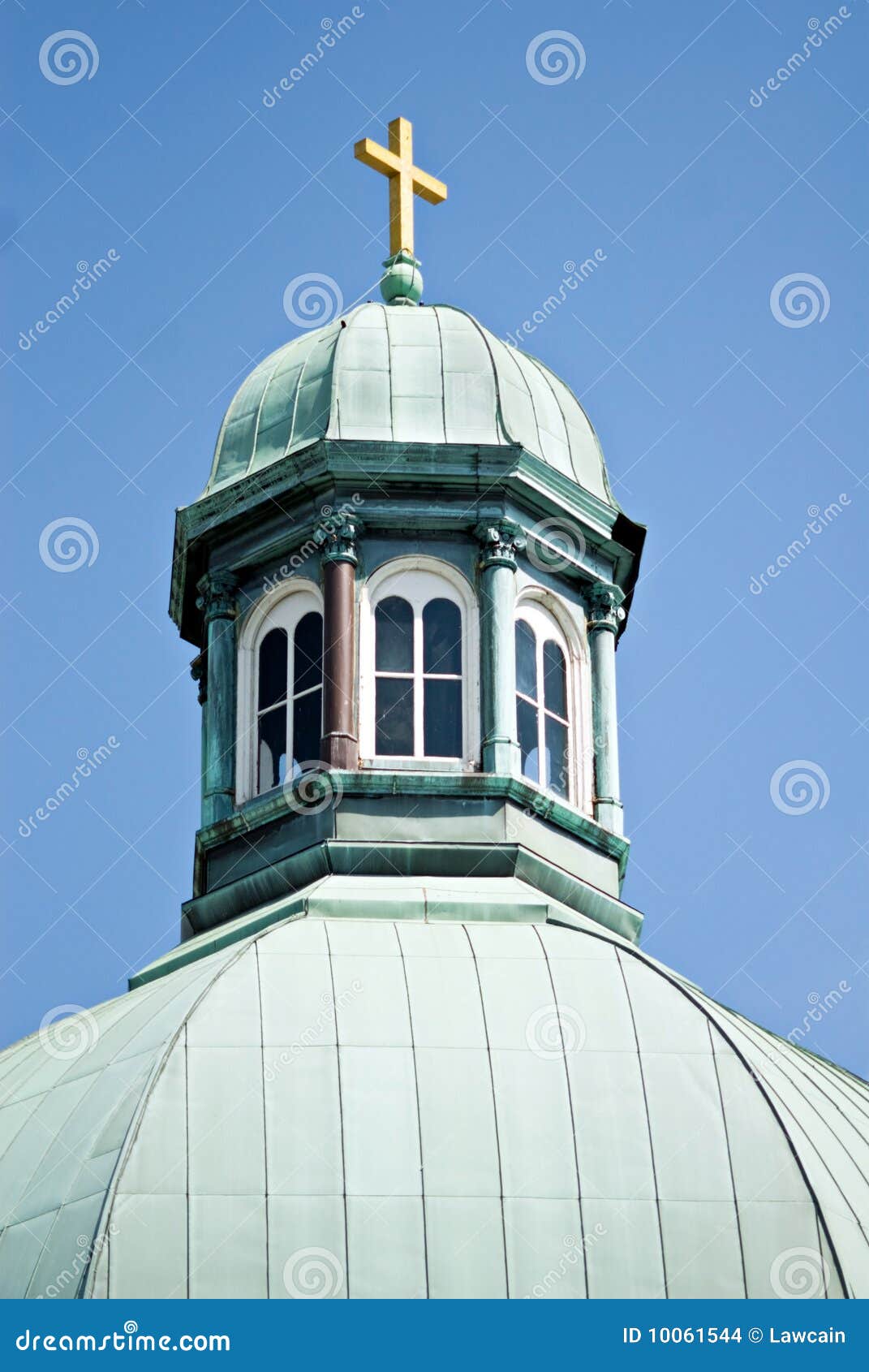 De Koepel Van Het Koper Met Kruis Stock Foto - Image of katholiek ...