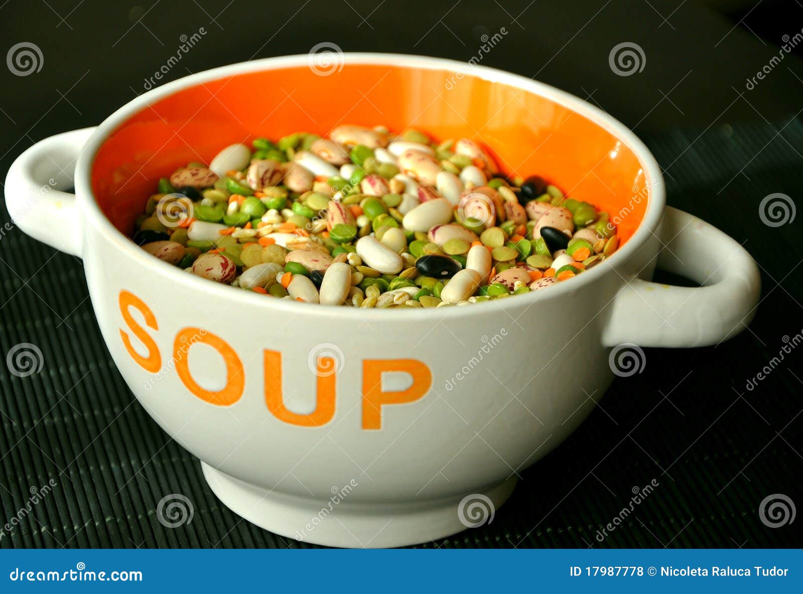 De kom van de soep stock foto. Image of goed, rundvlees - 17987778