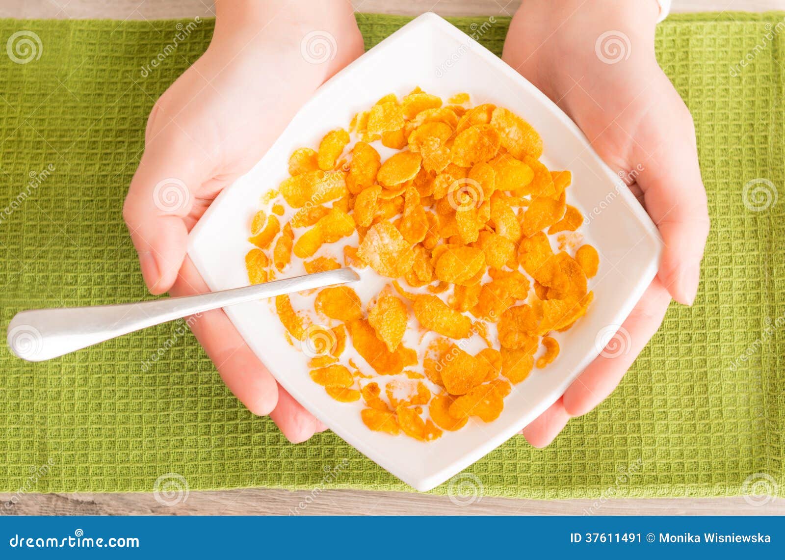 De Kom Van De Vrouwenholding Van Cornflakes Stock Afbeelding - Image of kaukasisch, lepel: 37611491