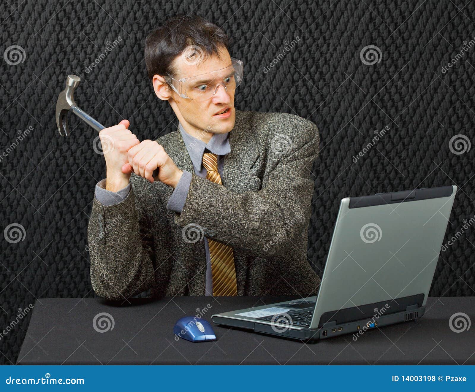 De Komische Computer Van De Persoonsonderbreking Met Hamer Stock Foto ...