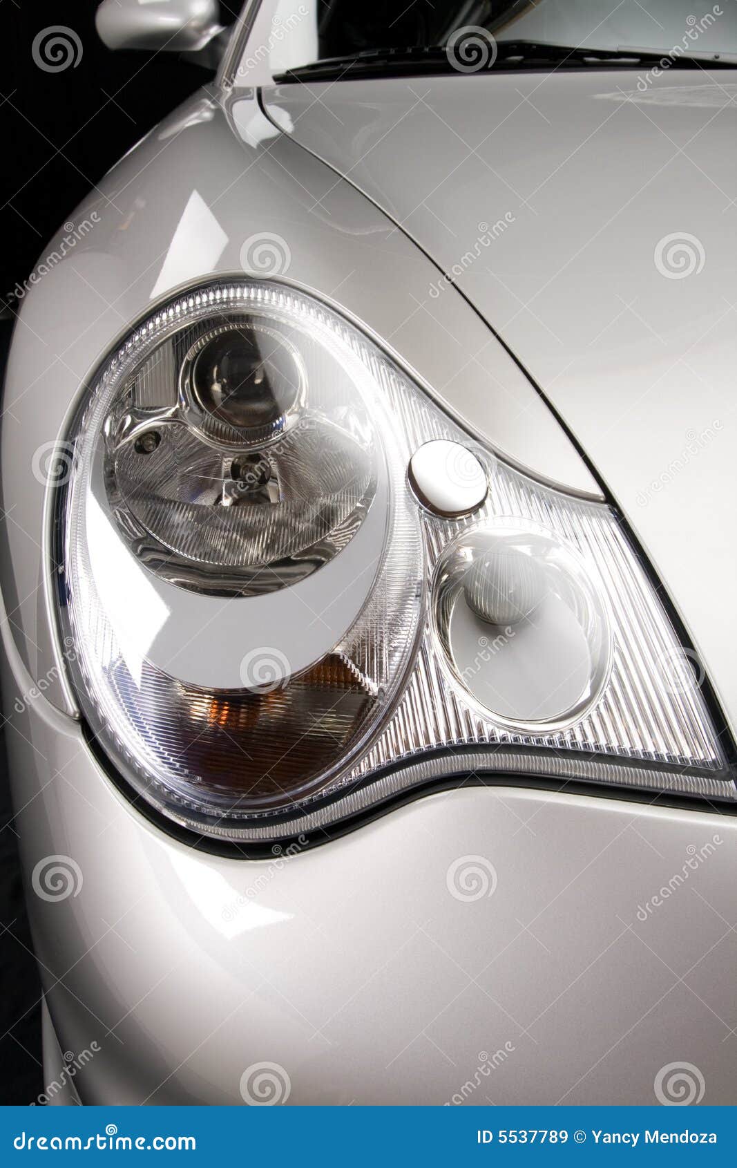 De koplamp van de auto stock afbeelding. Image of rijden - 5537789