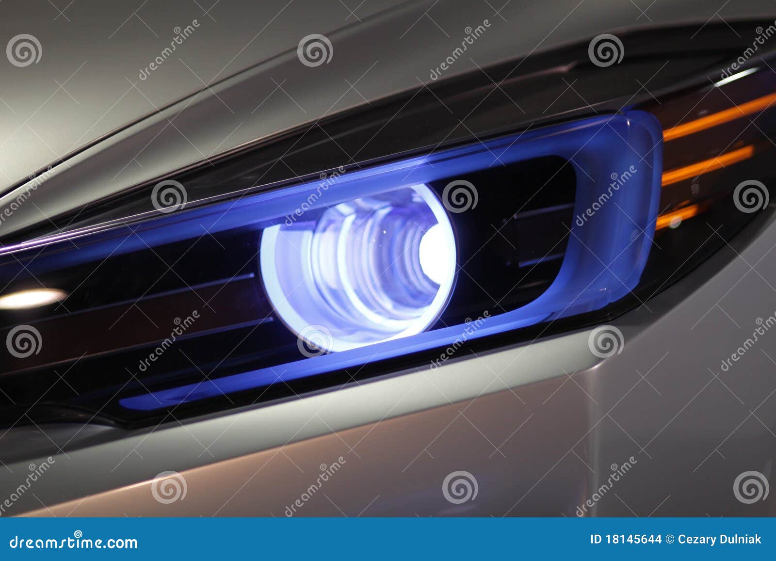 De Koplampen van de auto stock foto. Image of lamp, helder - 18145644