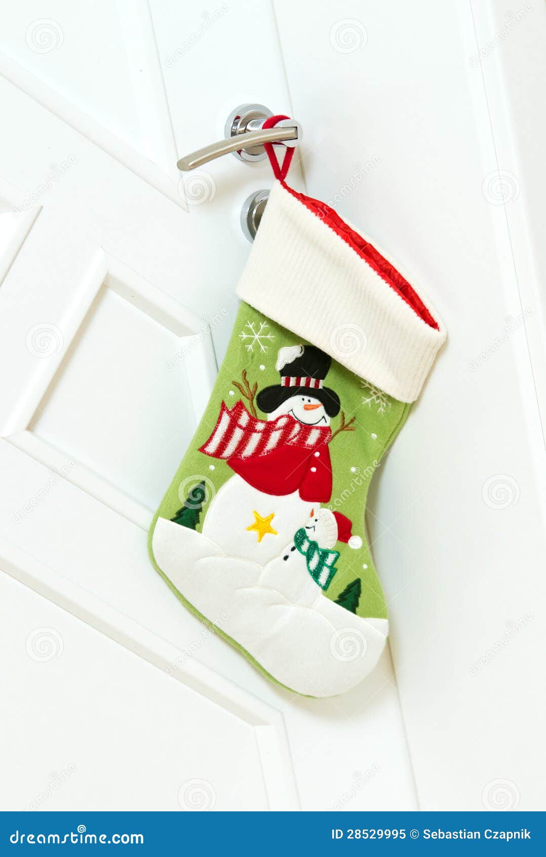 De Kous Van Kerstmis Op Deur Stock Afbeelding - Image of hangen, kous ...