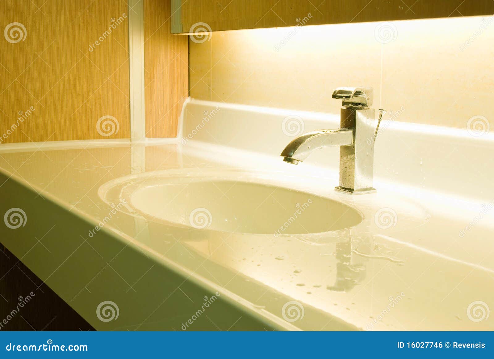 De Kraan Van De Wasbak En Van Het Chroom Stock Foto - Image of tapkraan ...