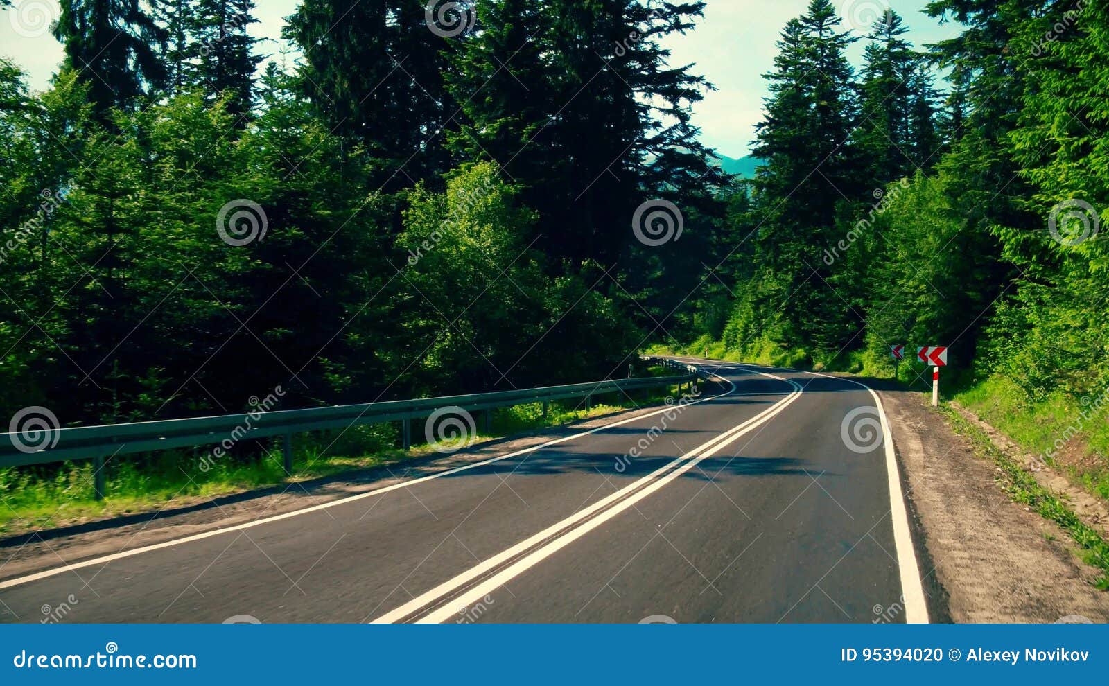 De Kromming Van De Autoweg in Mountainuosbos Stock Foto - Image of rand ...