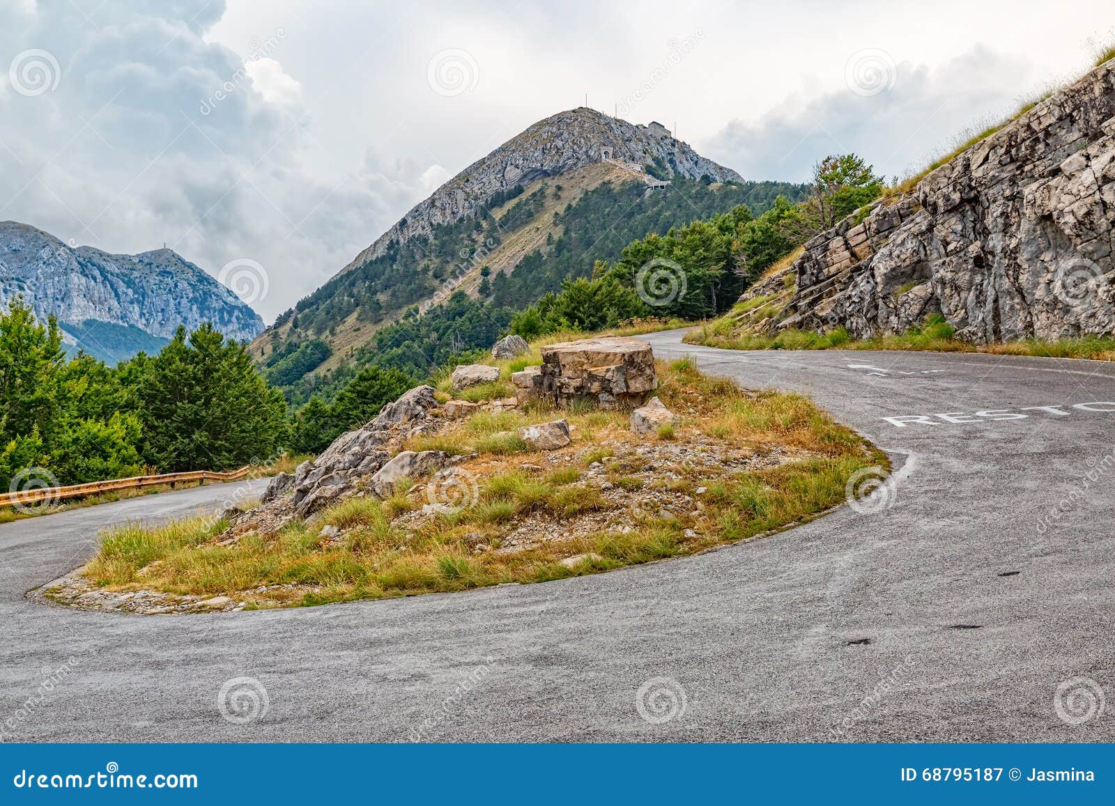 De kromming van de bergweg stock afbeelding. Image of adembenemend ...