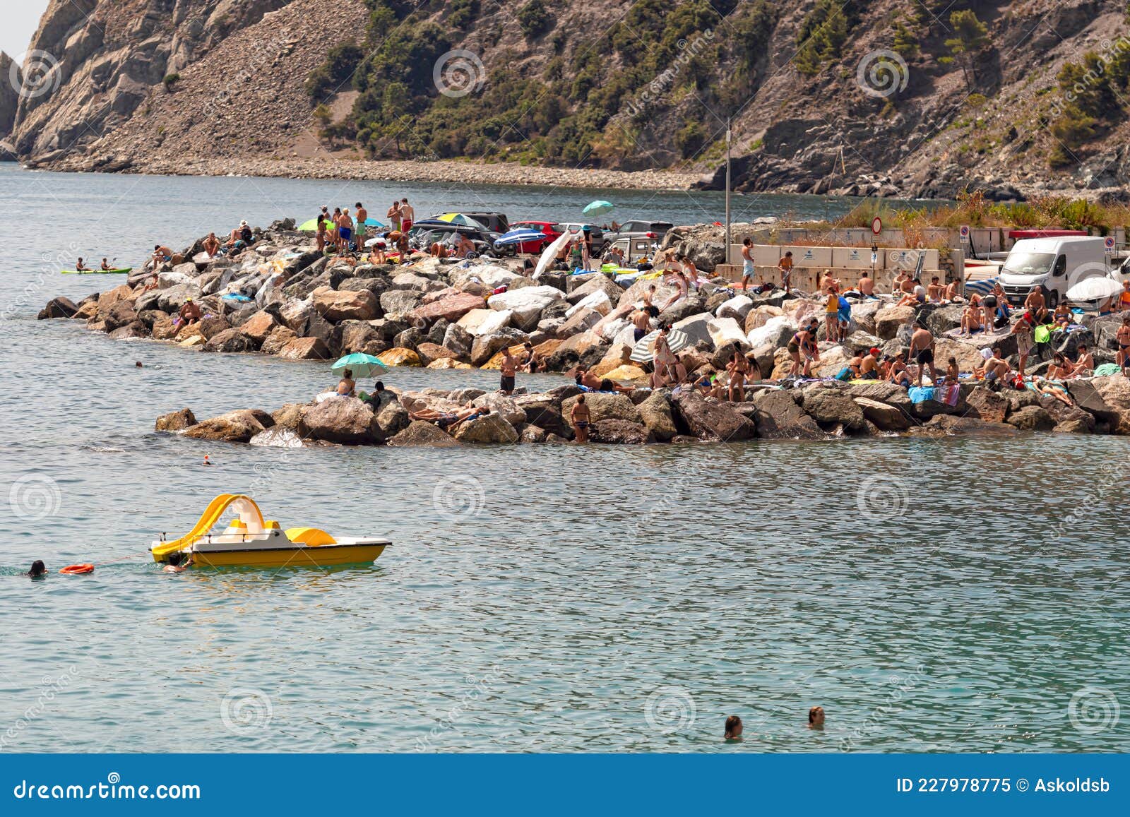 De Kustlijn Van Monterosso Al Mare Het Grootste Strand Van De Cinque ... De Kustlijn Van Monterosso Al Mare Het Grootste Strand Van De Cinque ...