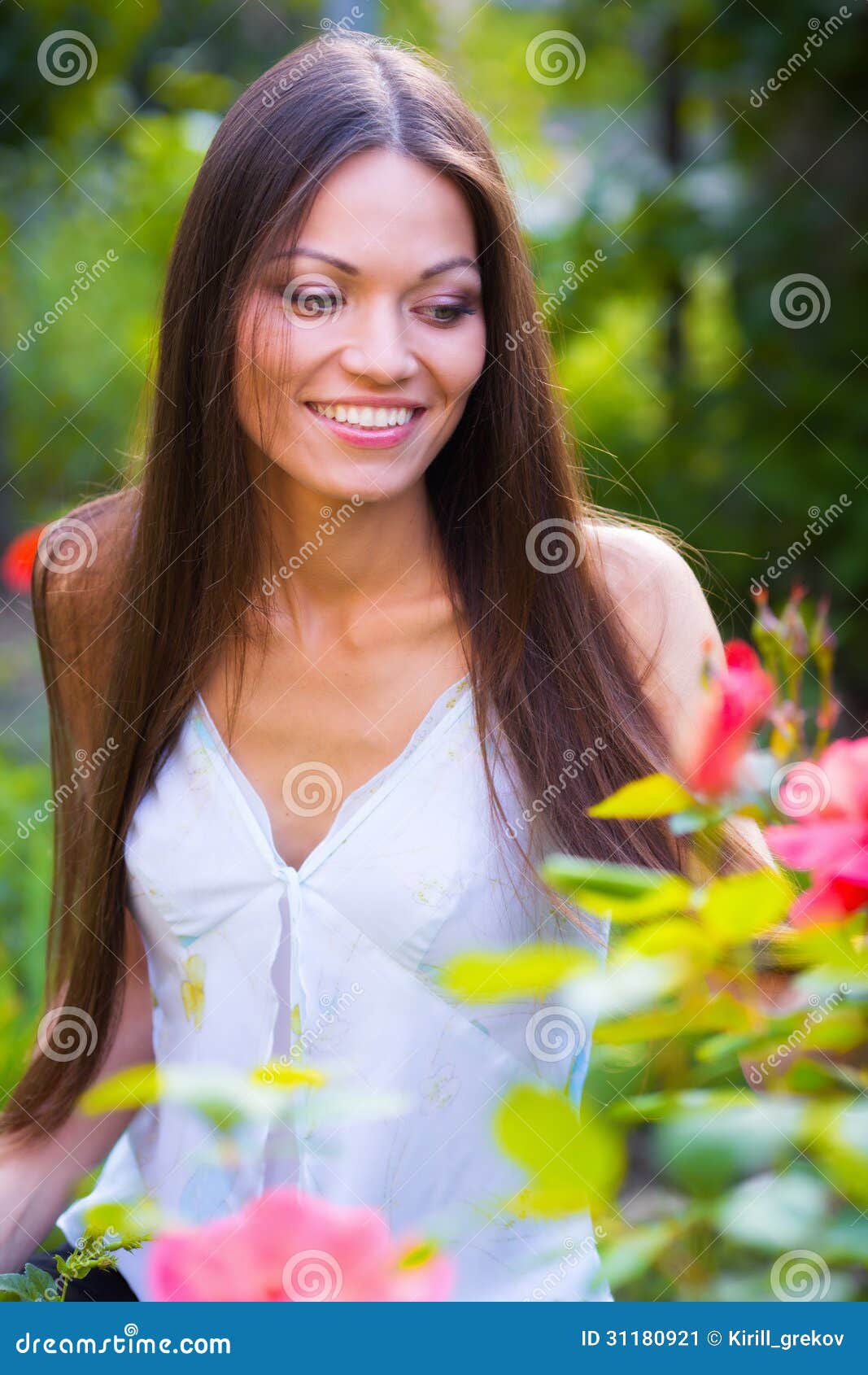 De La Mujer Flor Color De Rosa Cerca Imagen de archivo - Imagen de cubo ...