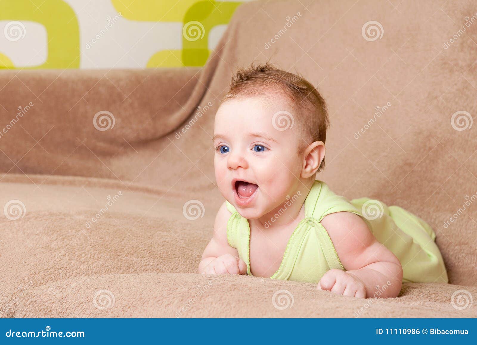 De lach van de baby stock foto. Image of geïsoleerd, haarstijl - 11110986