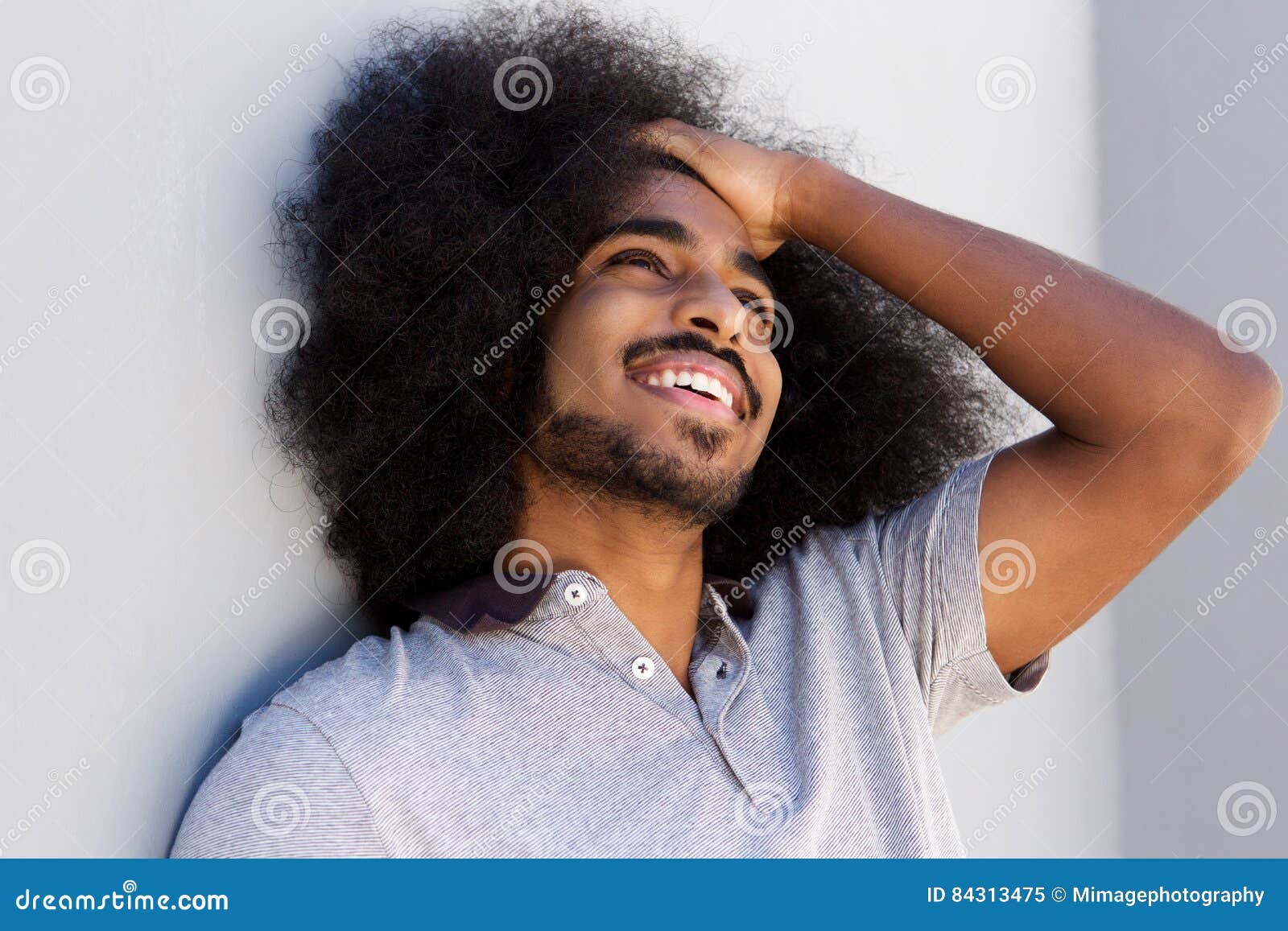 De Lachende Afromens Met Dient Haar in Weg Kijkend Stock Afbeelding ...