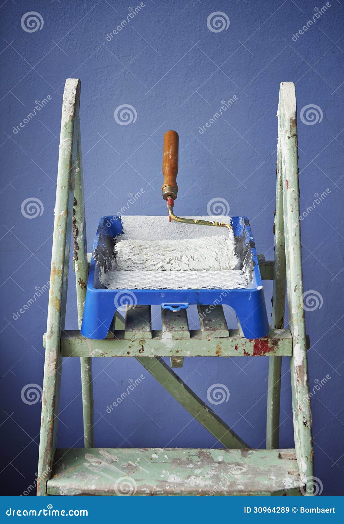 De Ladder, Verf Kan En Rol Schilderen Stock Afbeelding - Image of ...