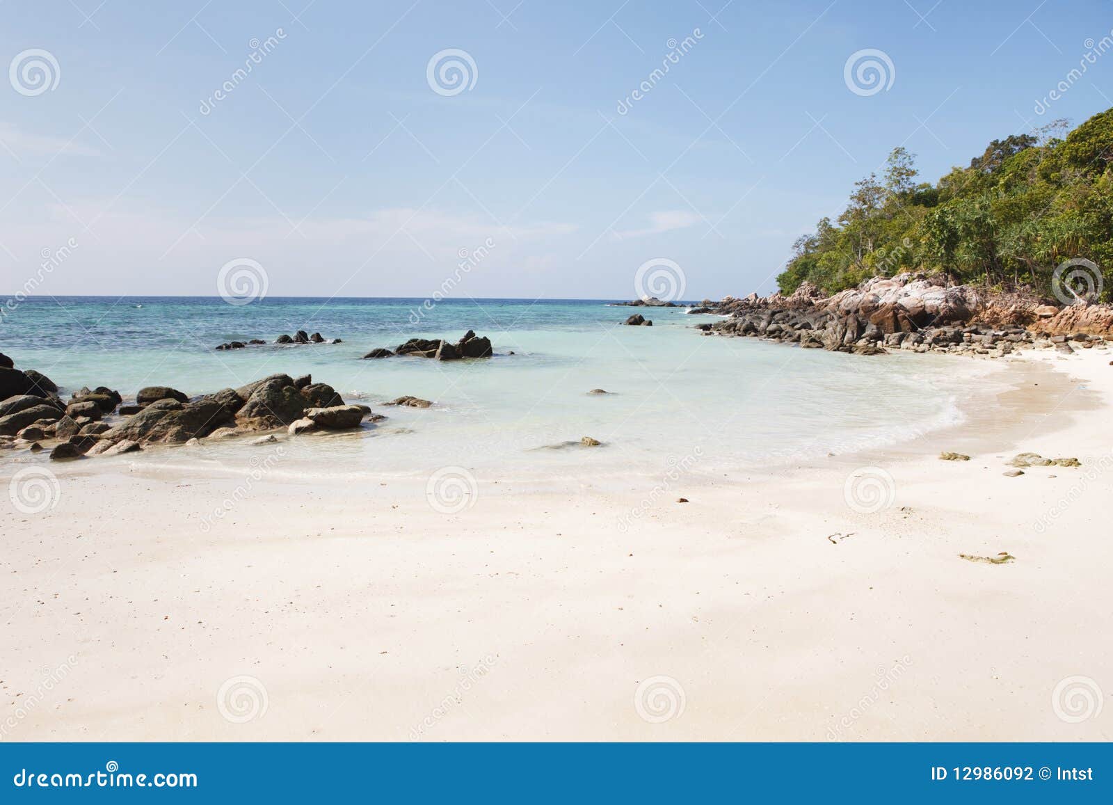De Lagune Van Het Eiland Met Wit Geschuurd Strand Stock Foto - Image of ...