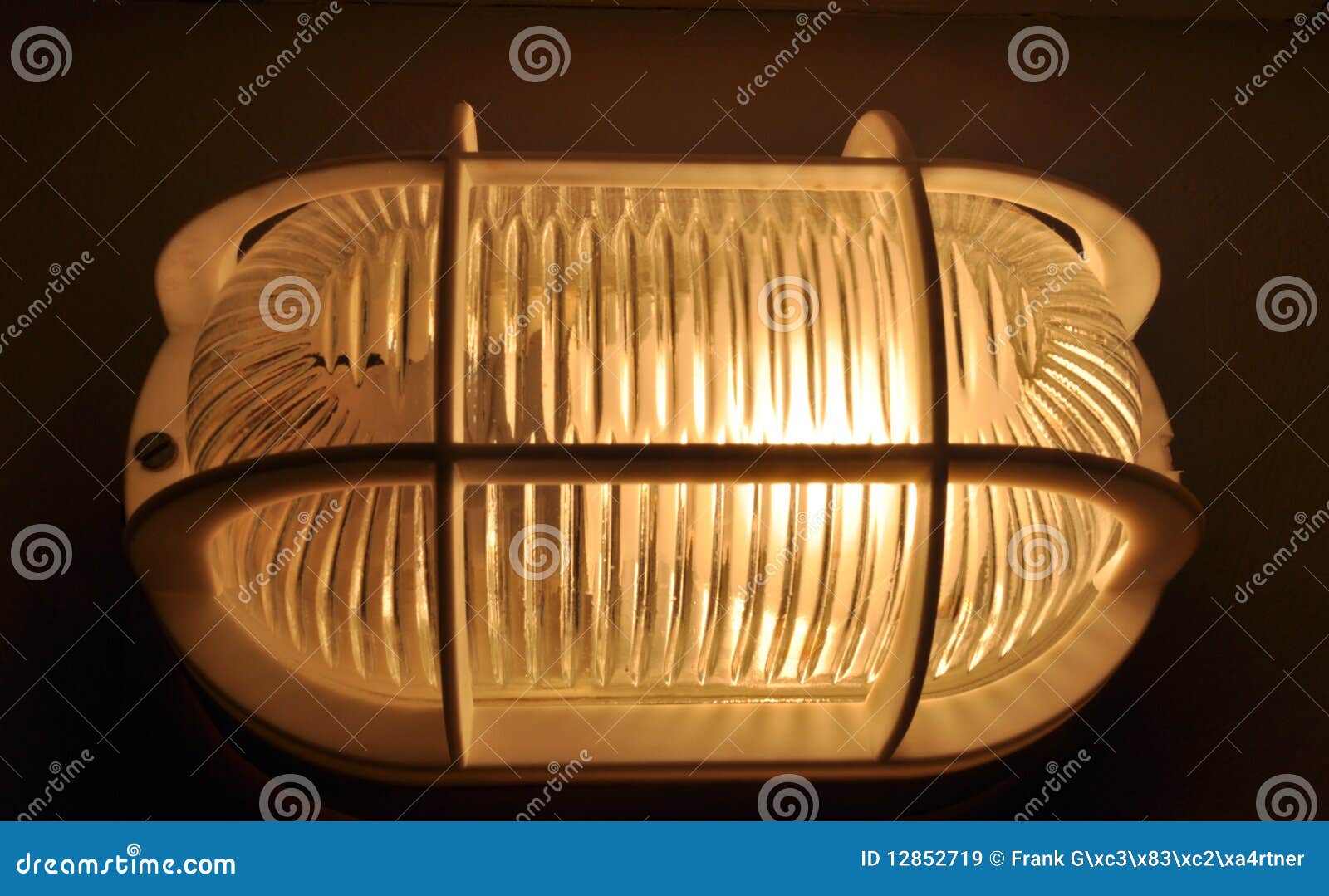 De lamp van de kelder stock afbeelding. Image of kelder - 12852719