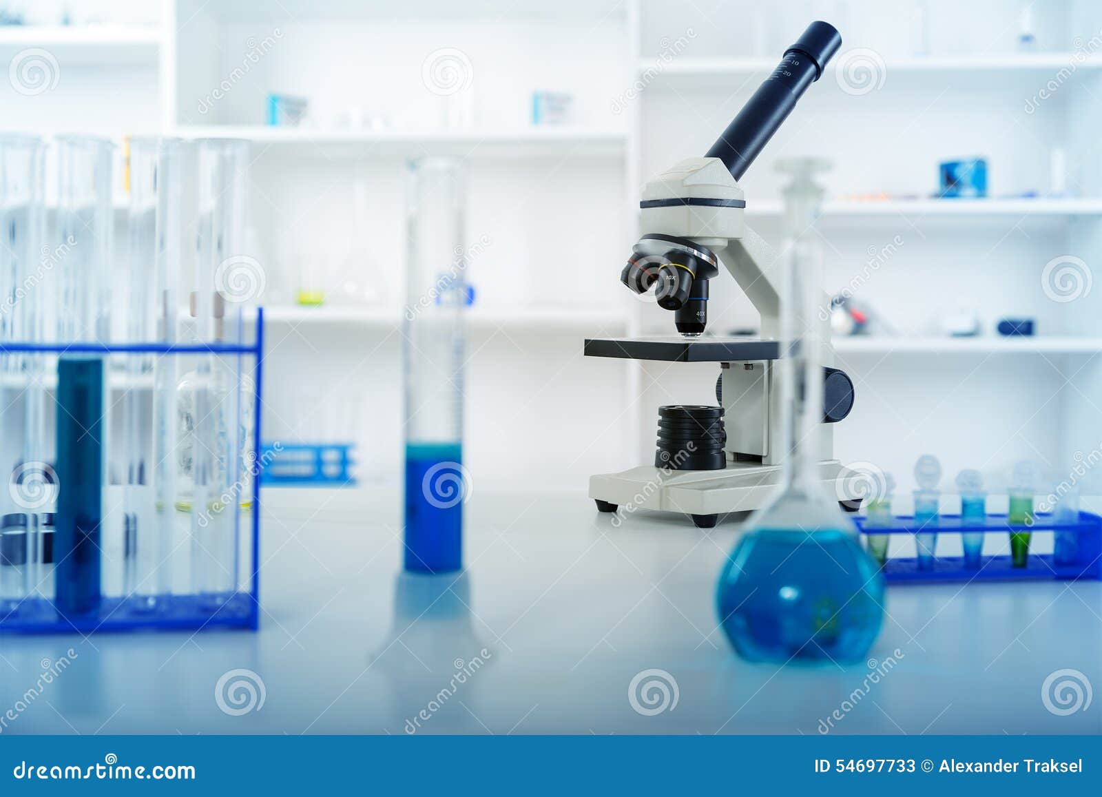 De Lens Van De Laboratoriummicroscoop Moderne Microscopen In A Stock ...