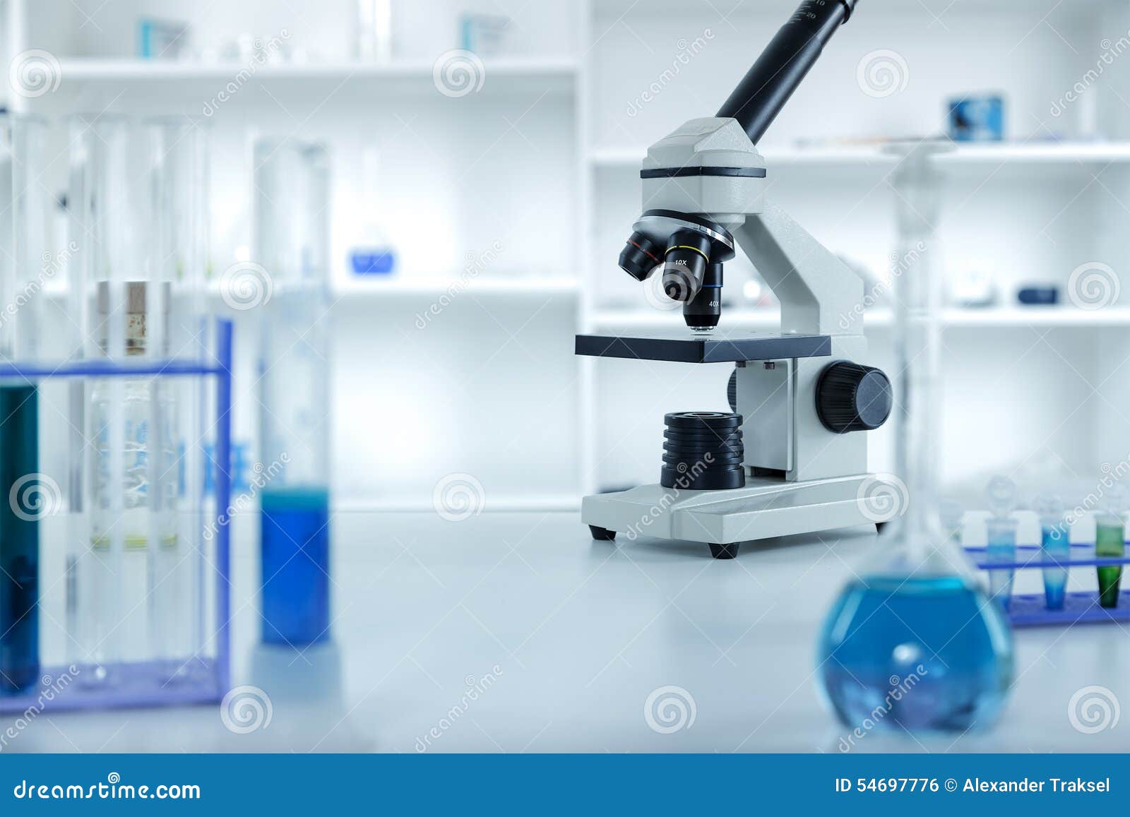 De Lens Van De Laboratoriummicroscoop Moderne Microscopen in a Stock ...