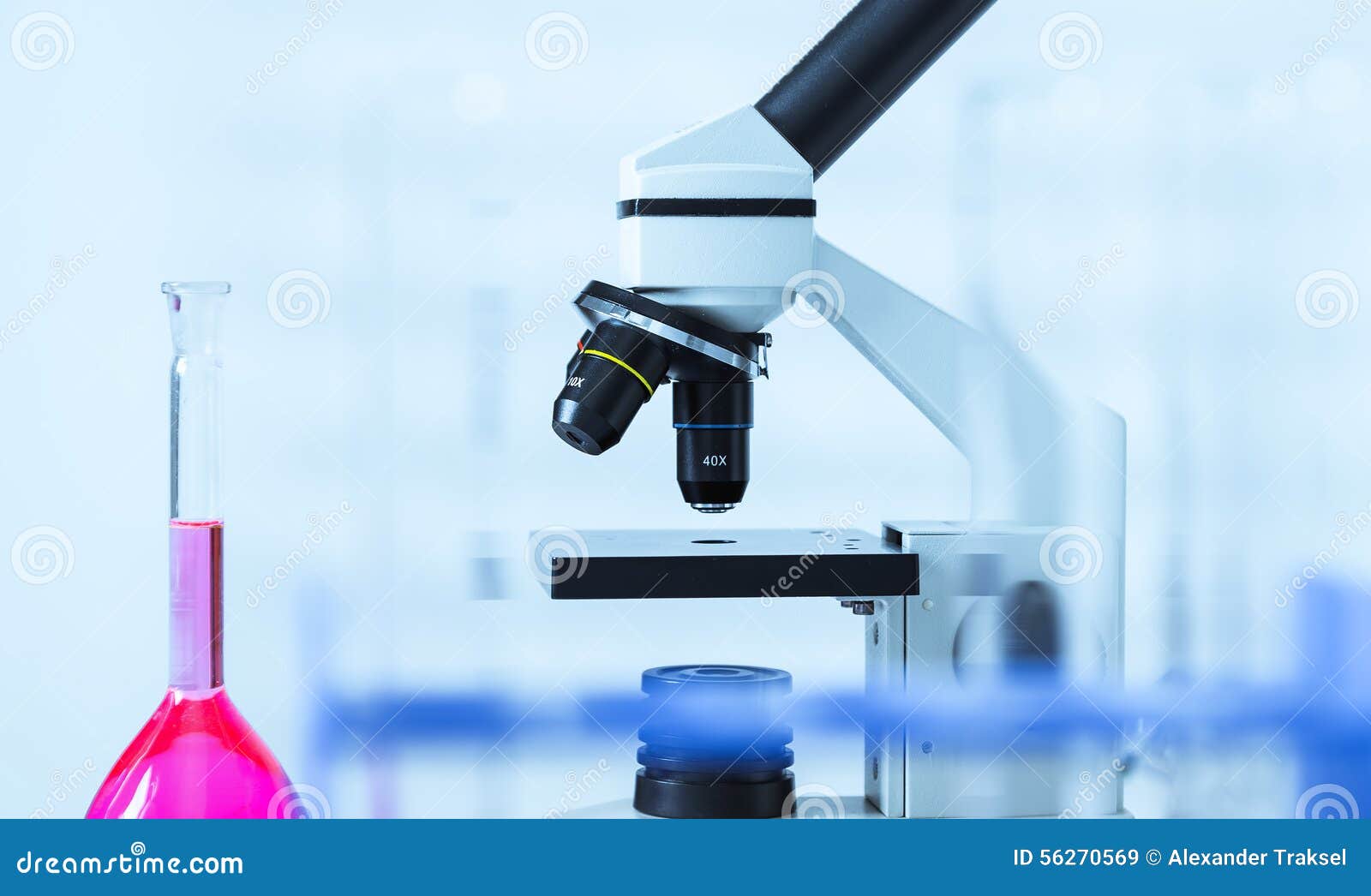 De Lens Van De Laboratoriummicroscoop Moderne Microscopen in a Stock ...