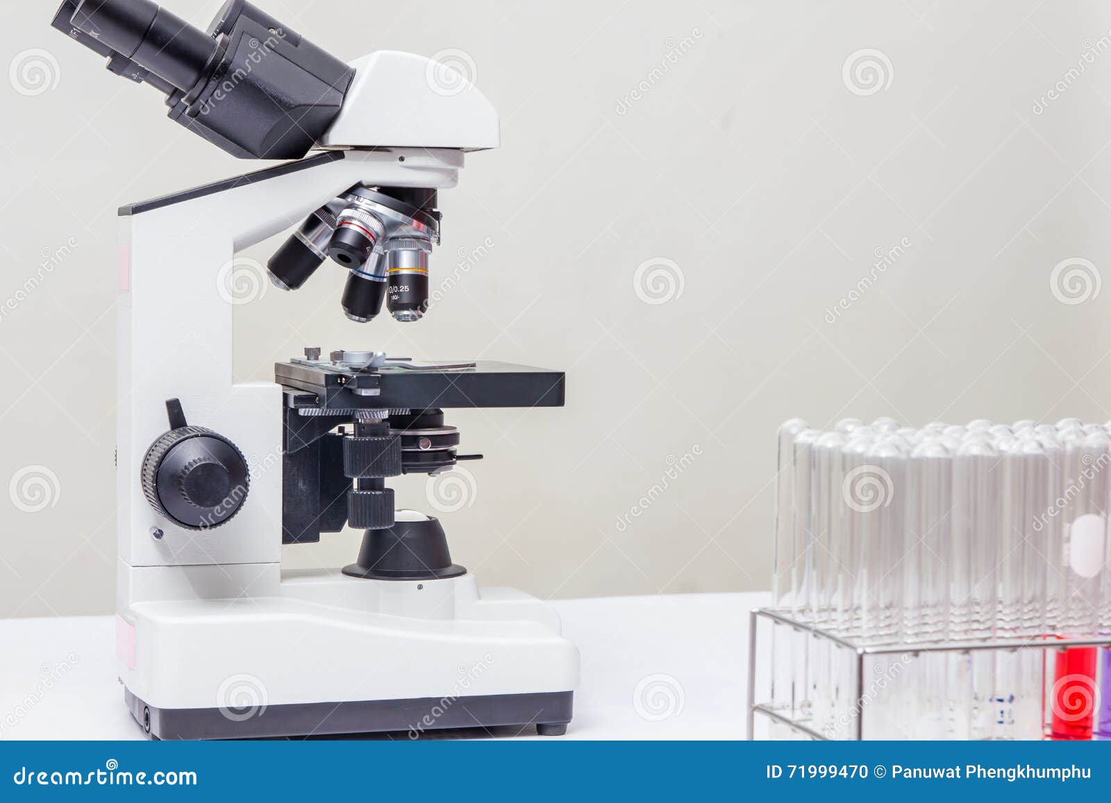 De Lens Van De Laboratoriummicroscoop Moderne Microscopen in ...