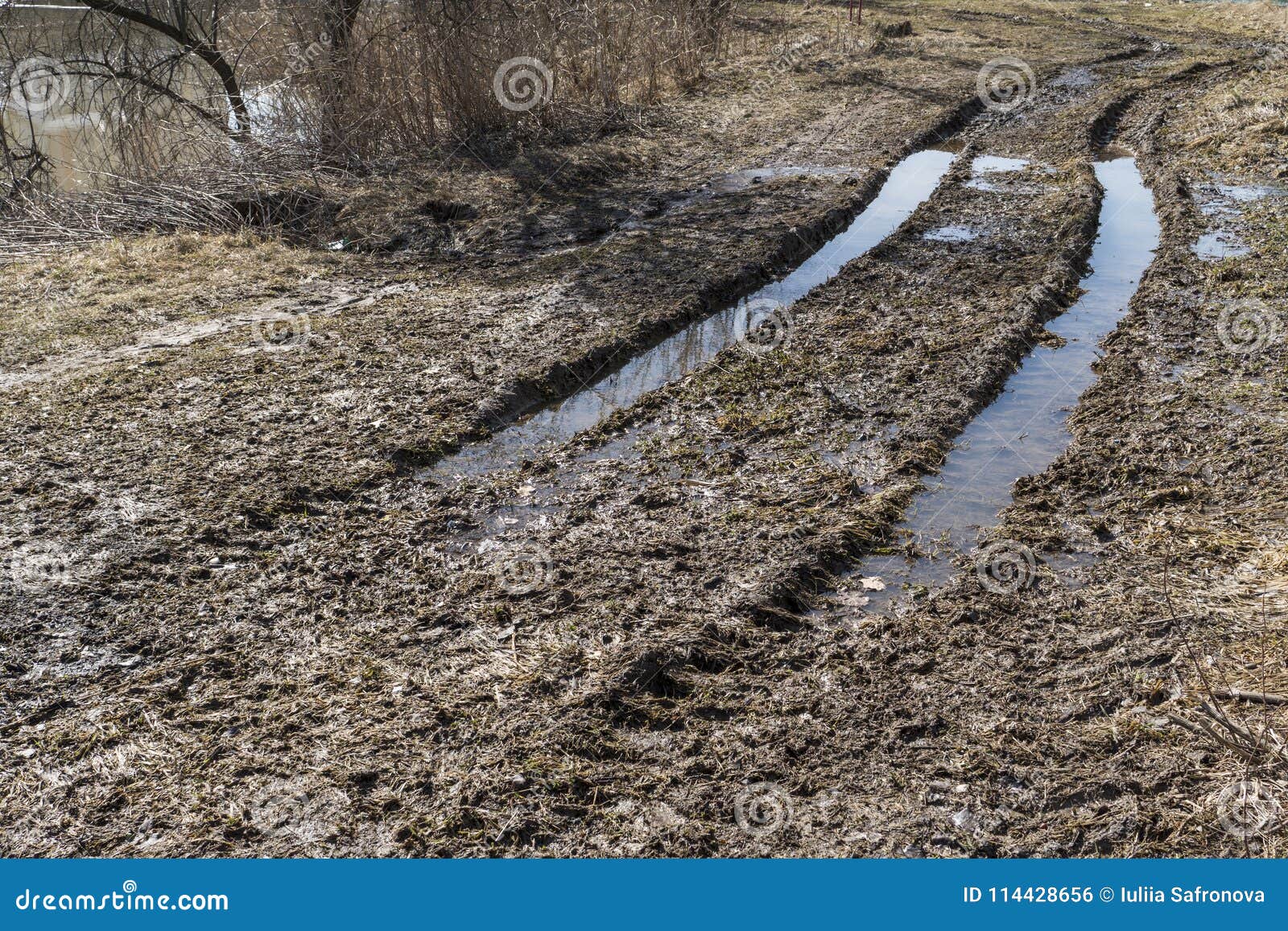 De Lentemodder, Natte Grond Met Banddrukken Stock Foto - Image of ...