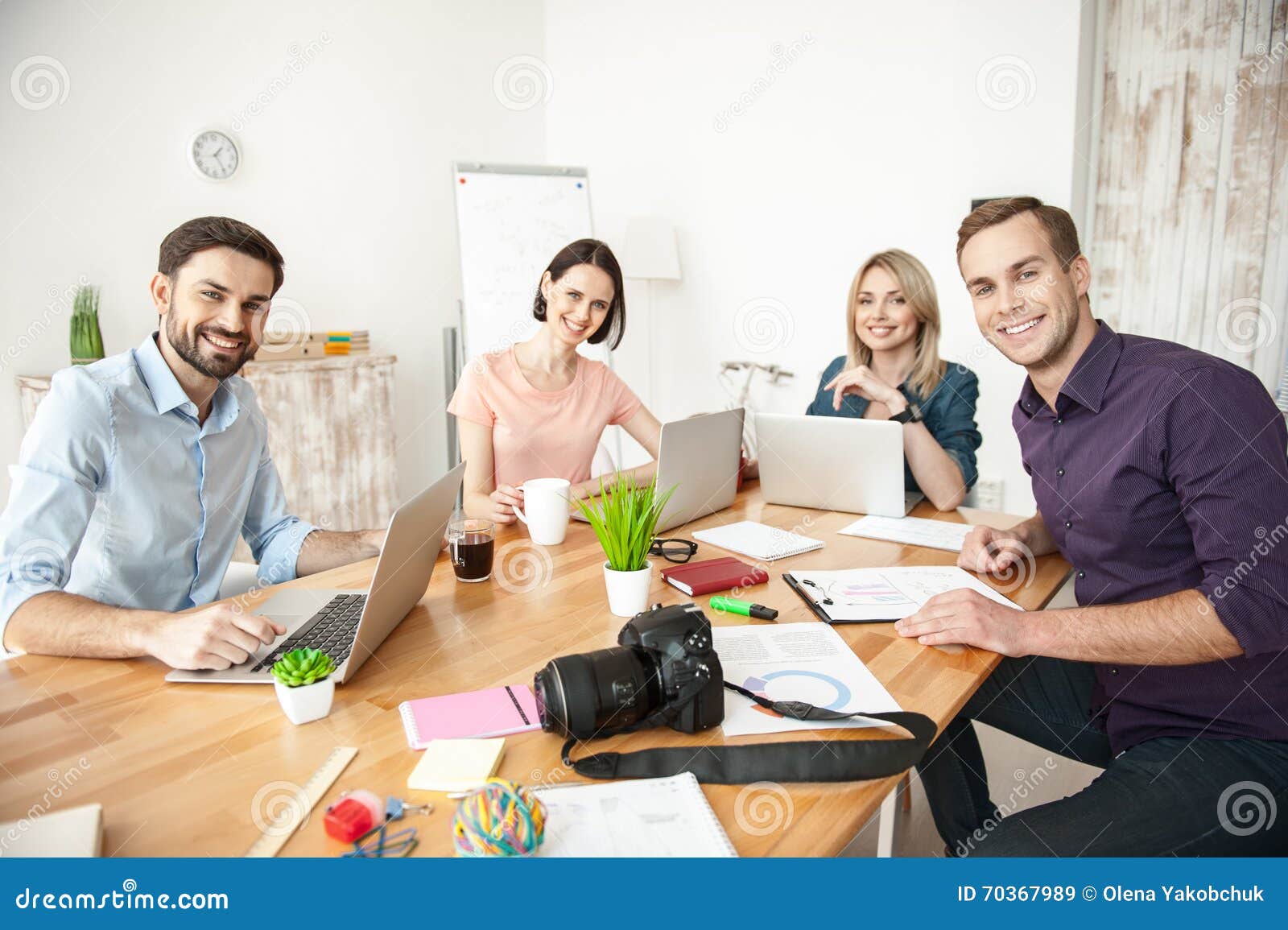 De Leuke Jonge Collega's Werken in Samenwerking Stock Afbeelding ...