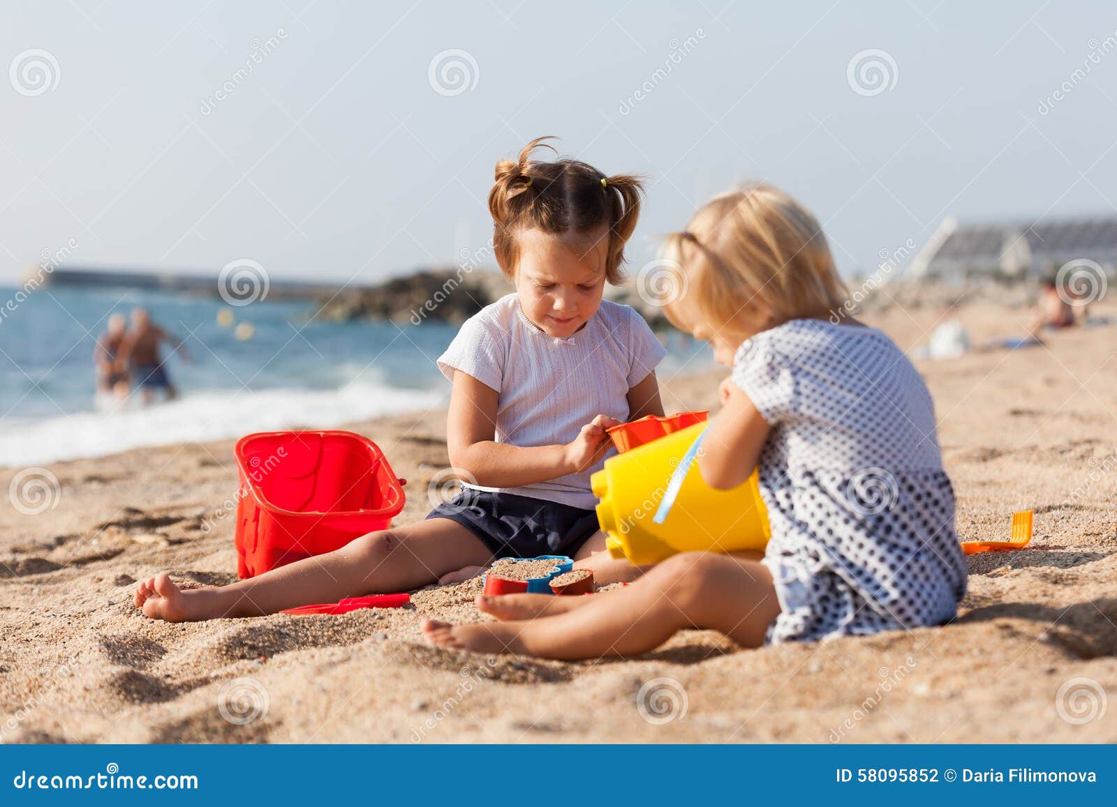 De Leuke Meisjes Spelen Op Het Strand Stock Foto - Image of babys, kind ...