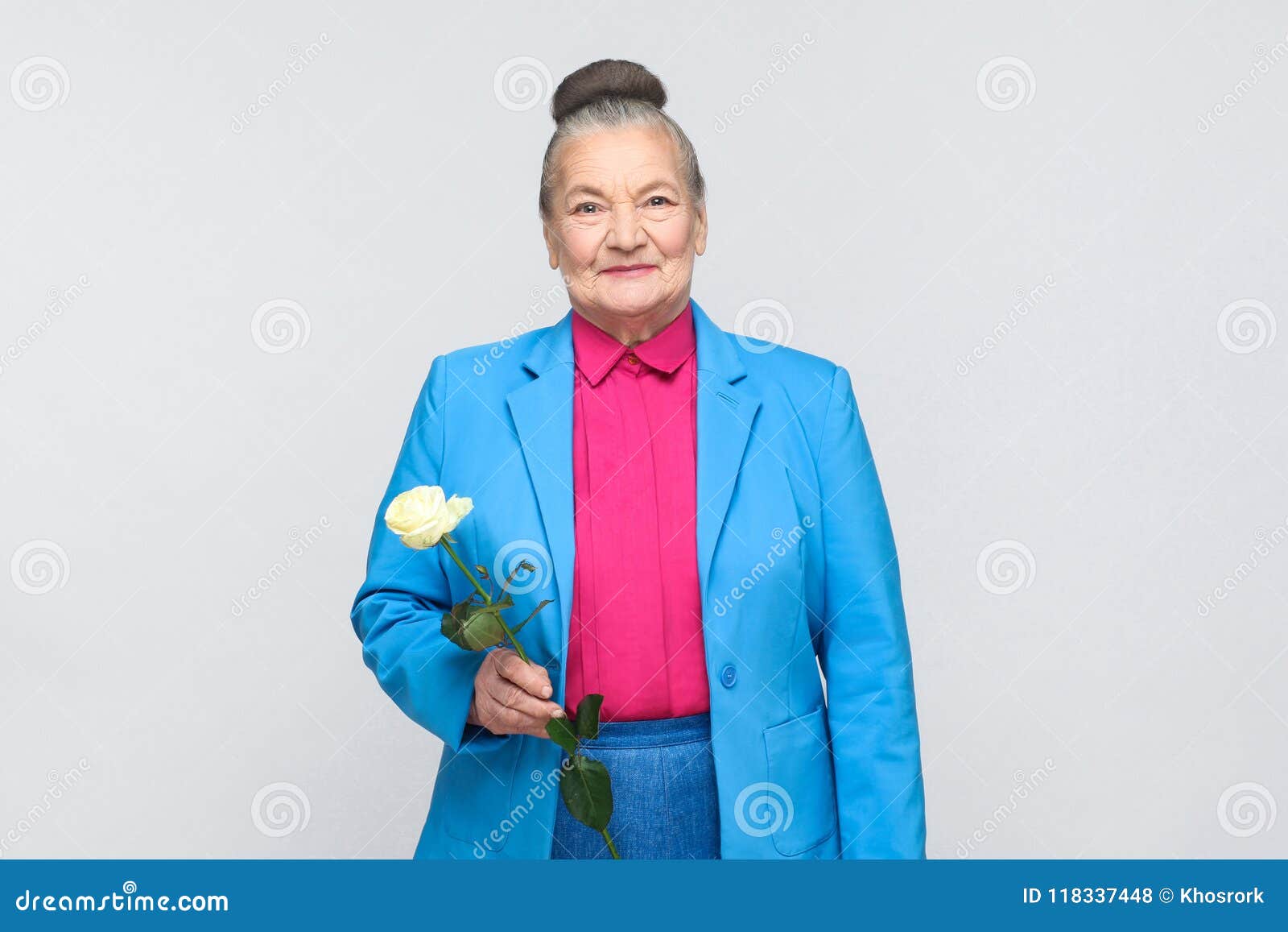 De Leuke Oude Vrouw Met Wit Nam Toe Stock Foto - Image of acteur ...