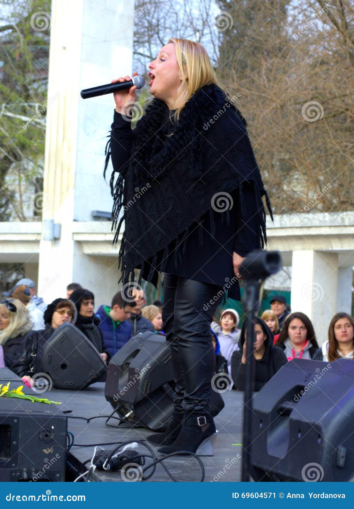 De Levende Prestaties Van Toni Dimitrova Redactionele Foto - Image of ...