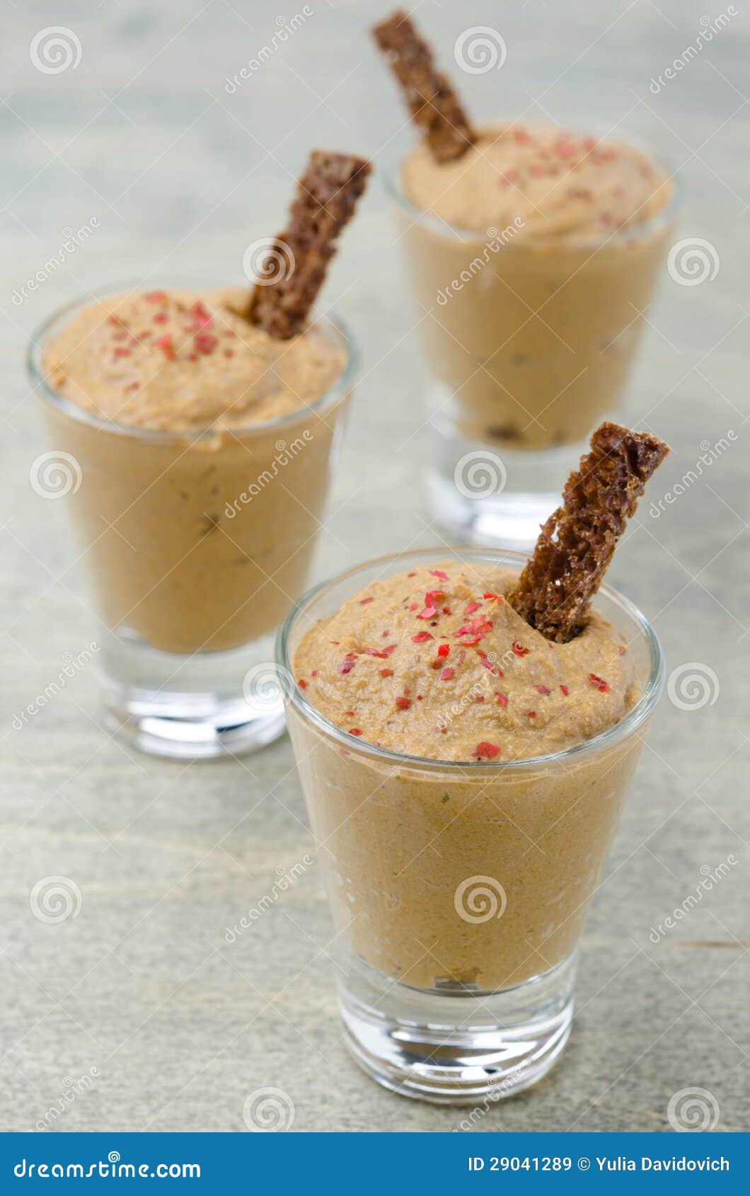 De Leverpastei Van De Kip in Gedeelteglazen Met Toost Stock Afbeelding ...