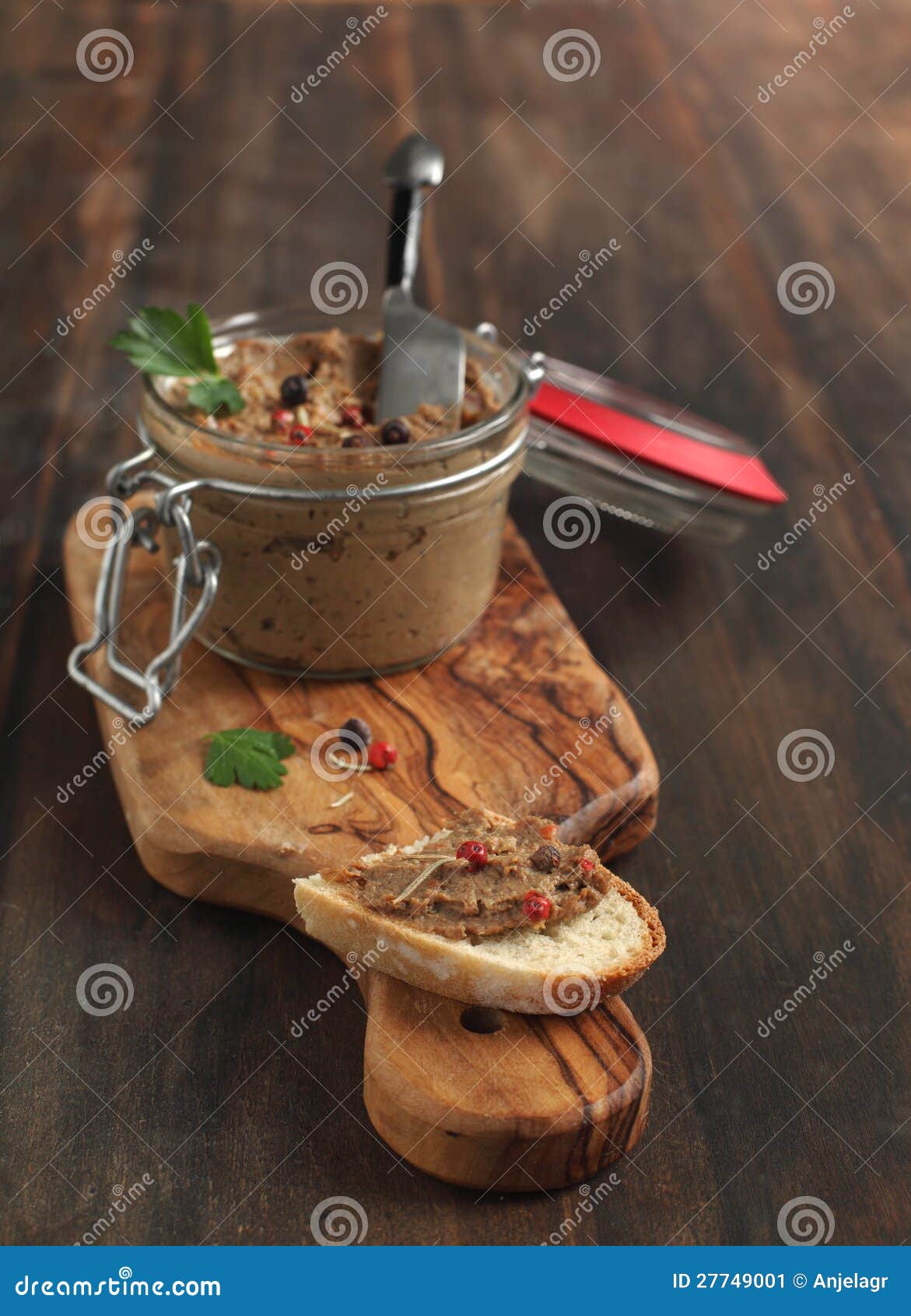 De Leverpastei Van Het Rundvlees Met Brood Stock Afbeelding - Image of ...