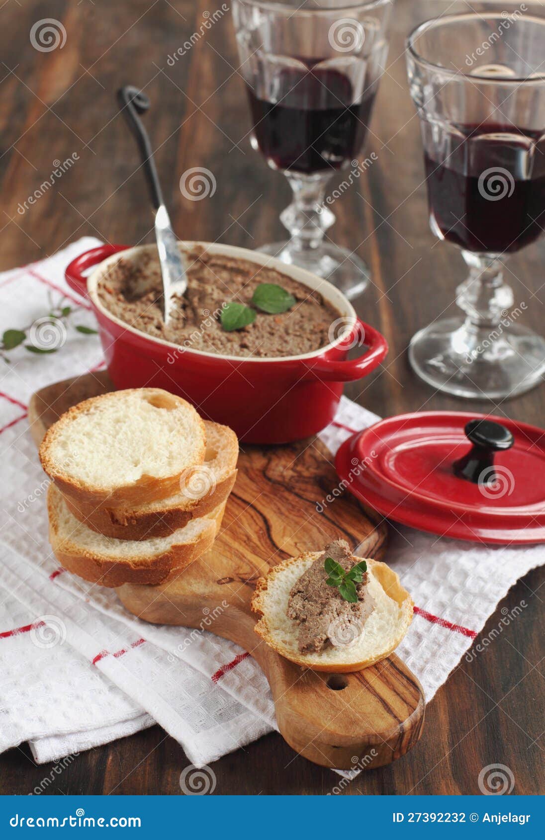 De Leverpastei Van Het Rundvlees Op Brood Stock Foto - Image of ...