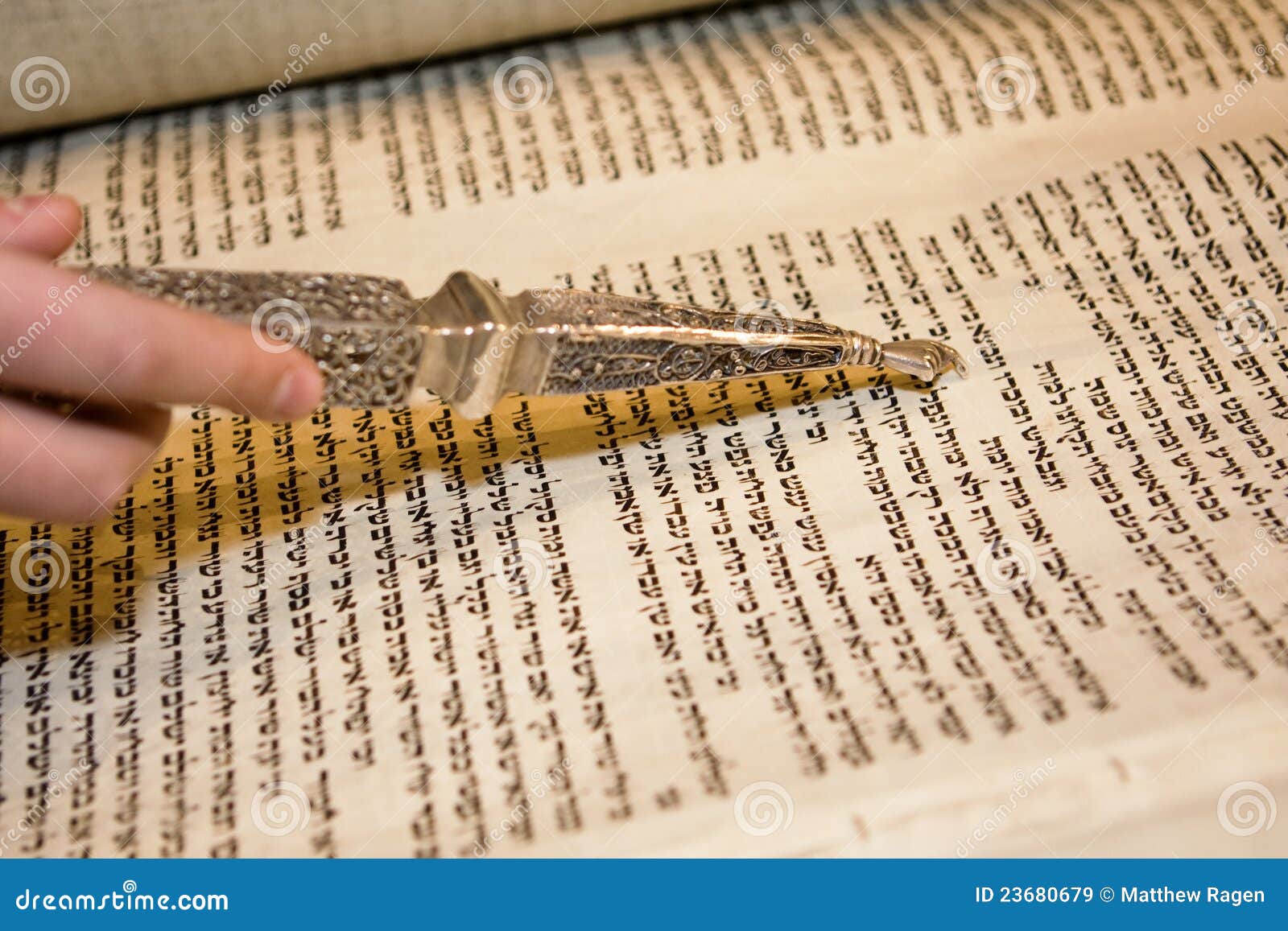 De Lezing Van Torah Met Een Wijzer Stock Afbeelding - Image of ...