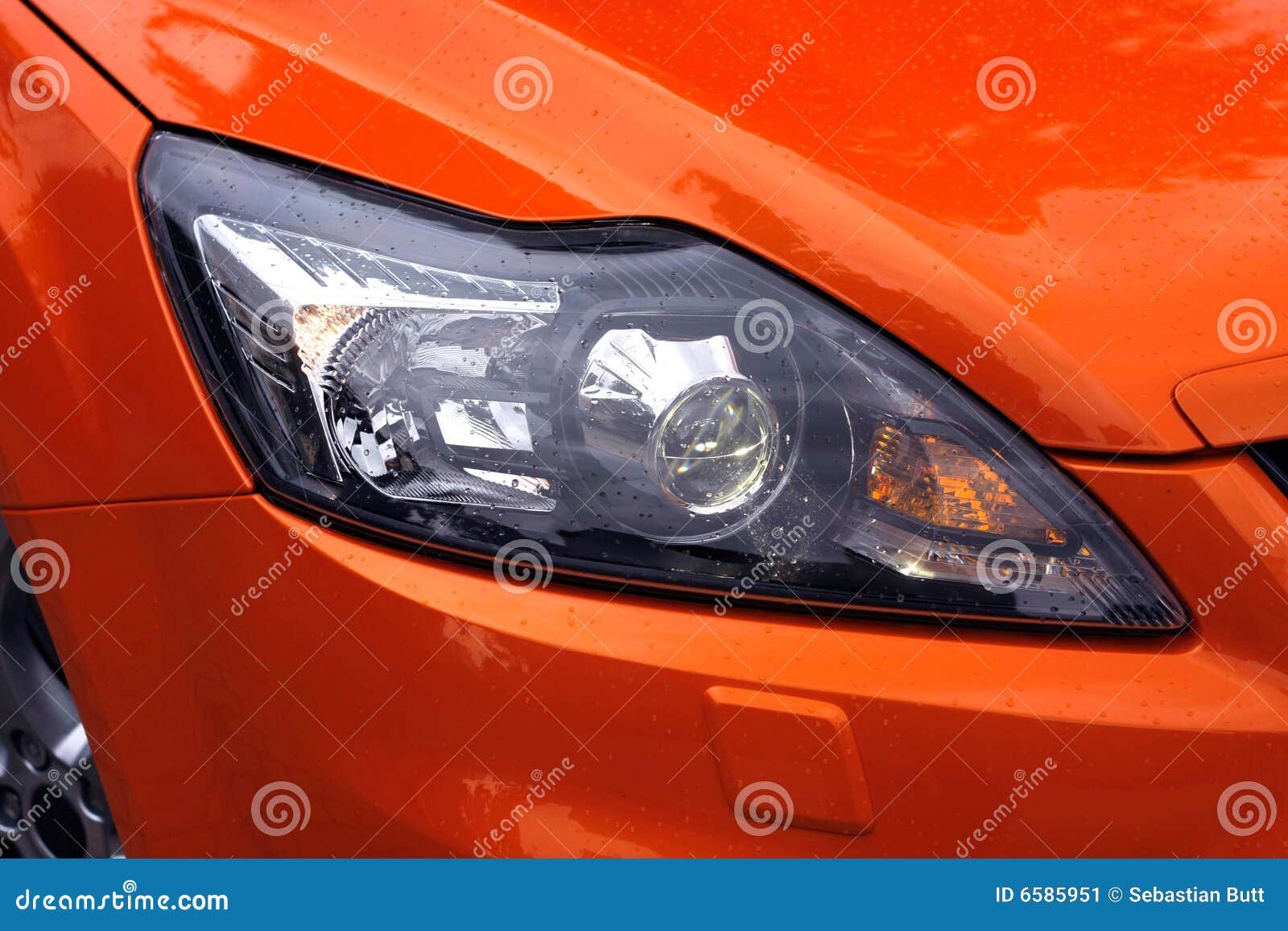 De Lichten Van De Auto Met Regendruppels Stock Afbeelding - Image of ...