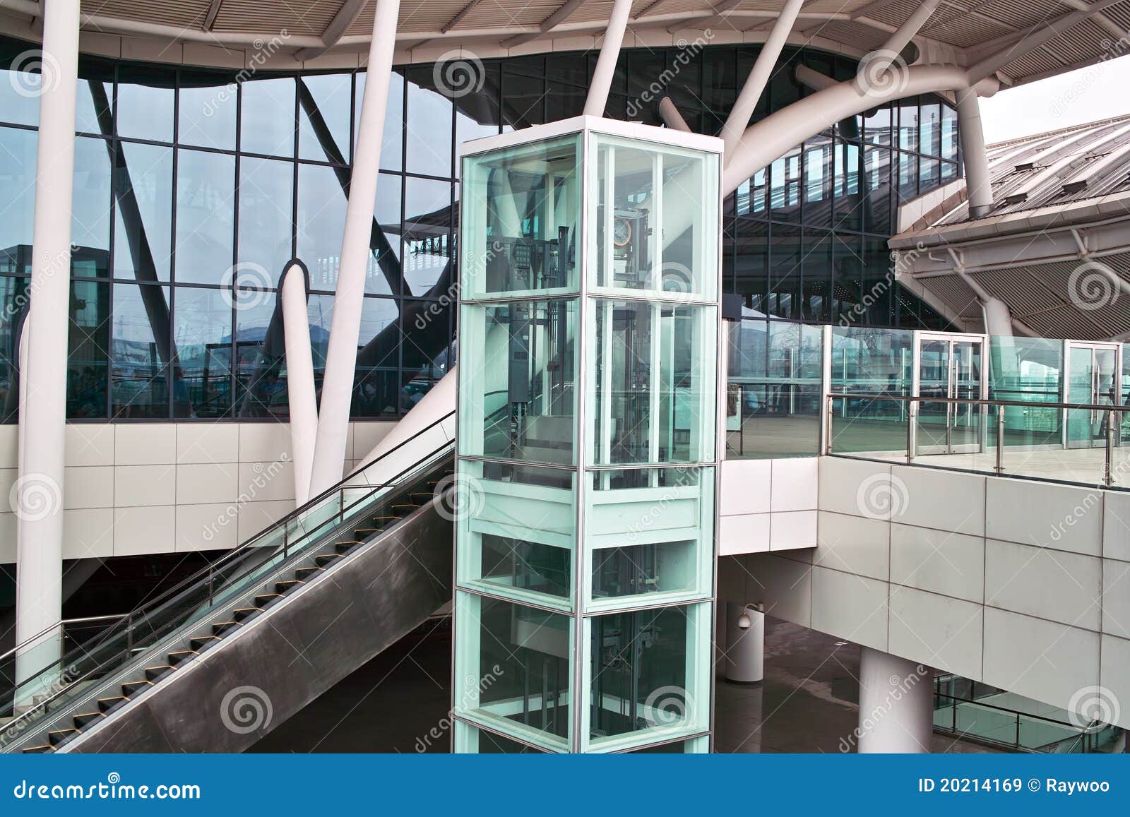 De Lift En De Roltrap Van Het Glas Stock Afbeelding - Image of ...