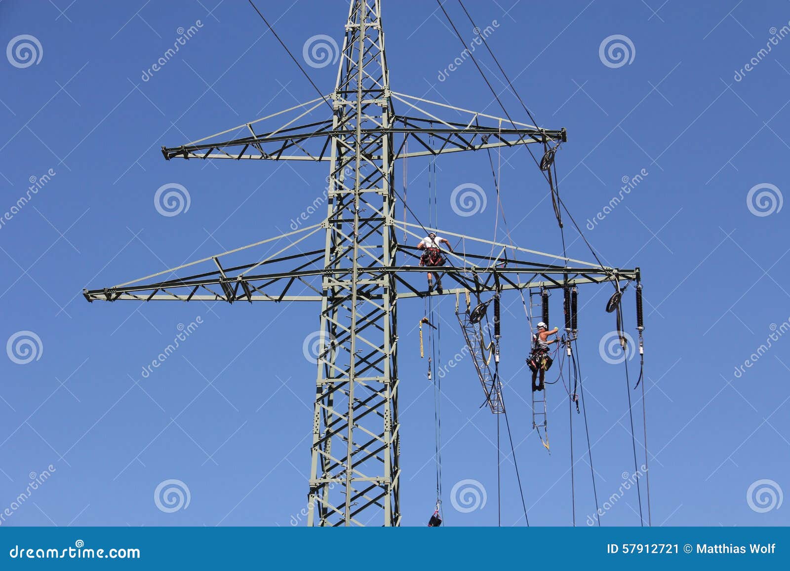 De Lijn Van De Macht Van De Hoogspanning - Blauw Redactionele Foto ...