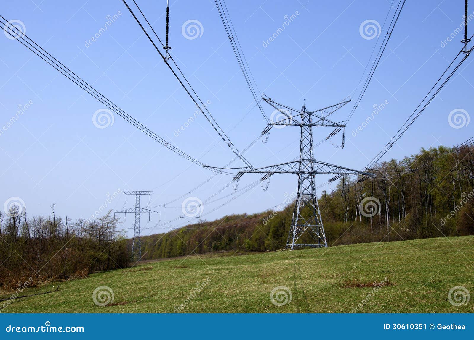De lijn van hoogspanning stock afbeelding. Image of buiten - 30610351